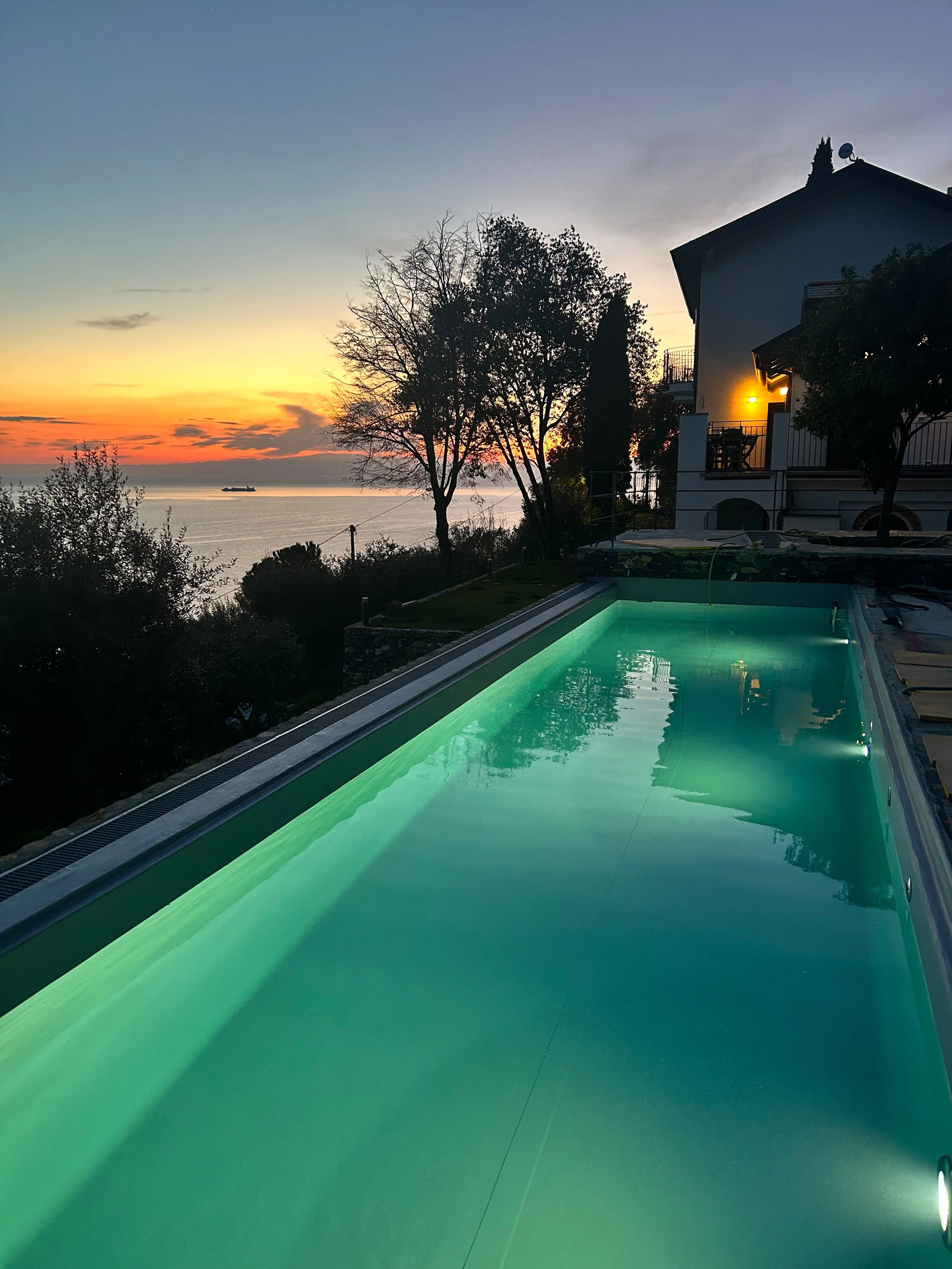 La piscina impossibile. Sfida vinta in cima alle colline liguri