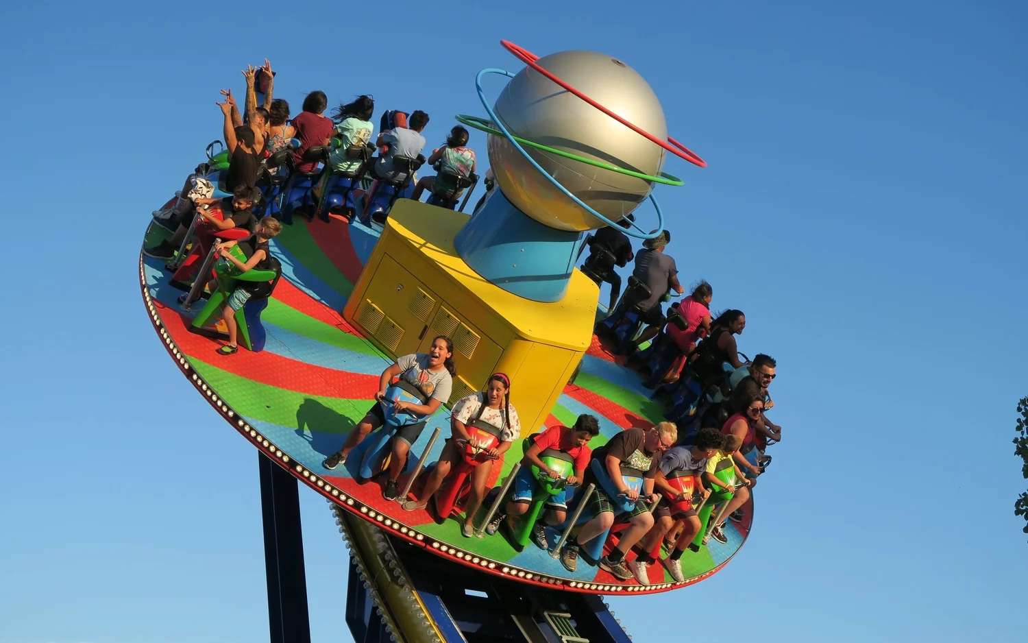 Hurricane Force 5 Family Ride | Six Flags Fiesta Texas - SFFT Source