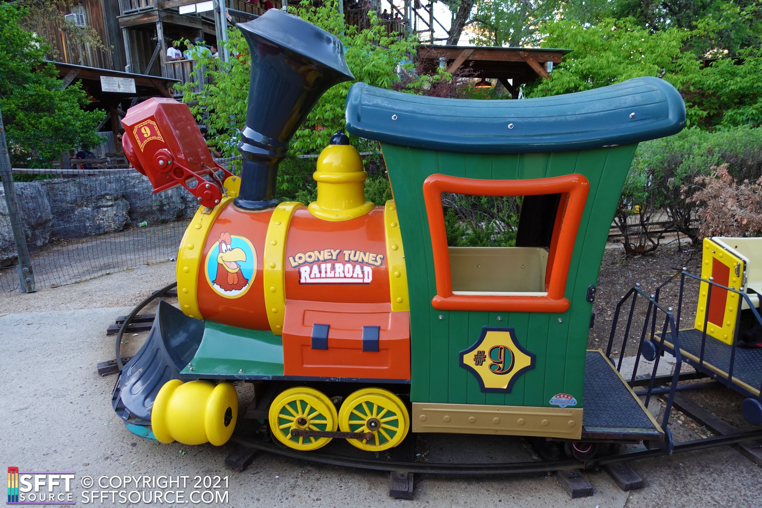 Foghorn Leghorn's Barnyard Railway Ride | Six Flags Fiesta Texas