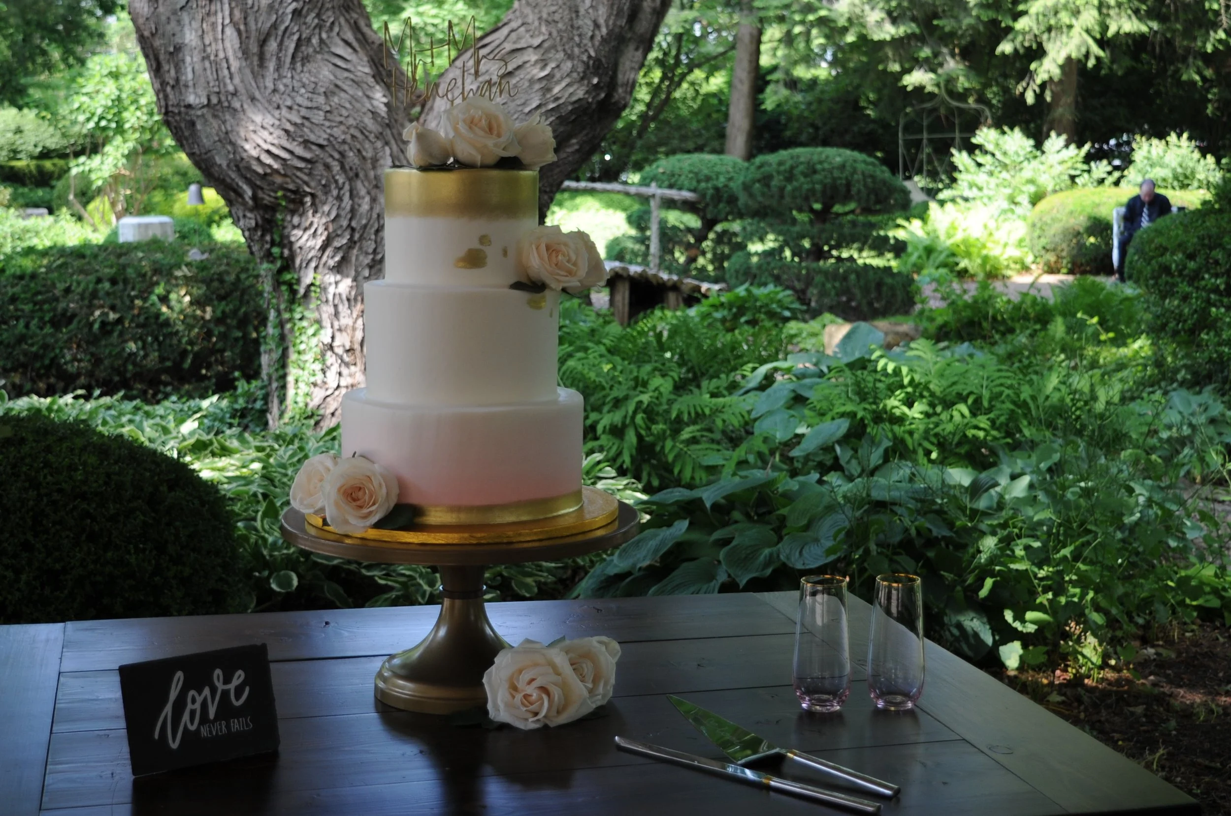 Cakes by M.White - Custom Cake Designer