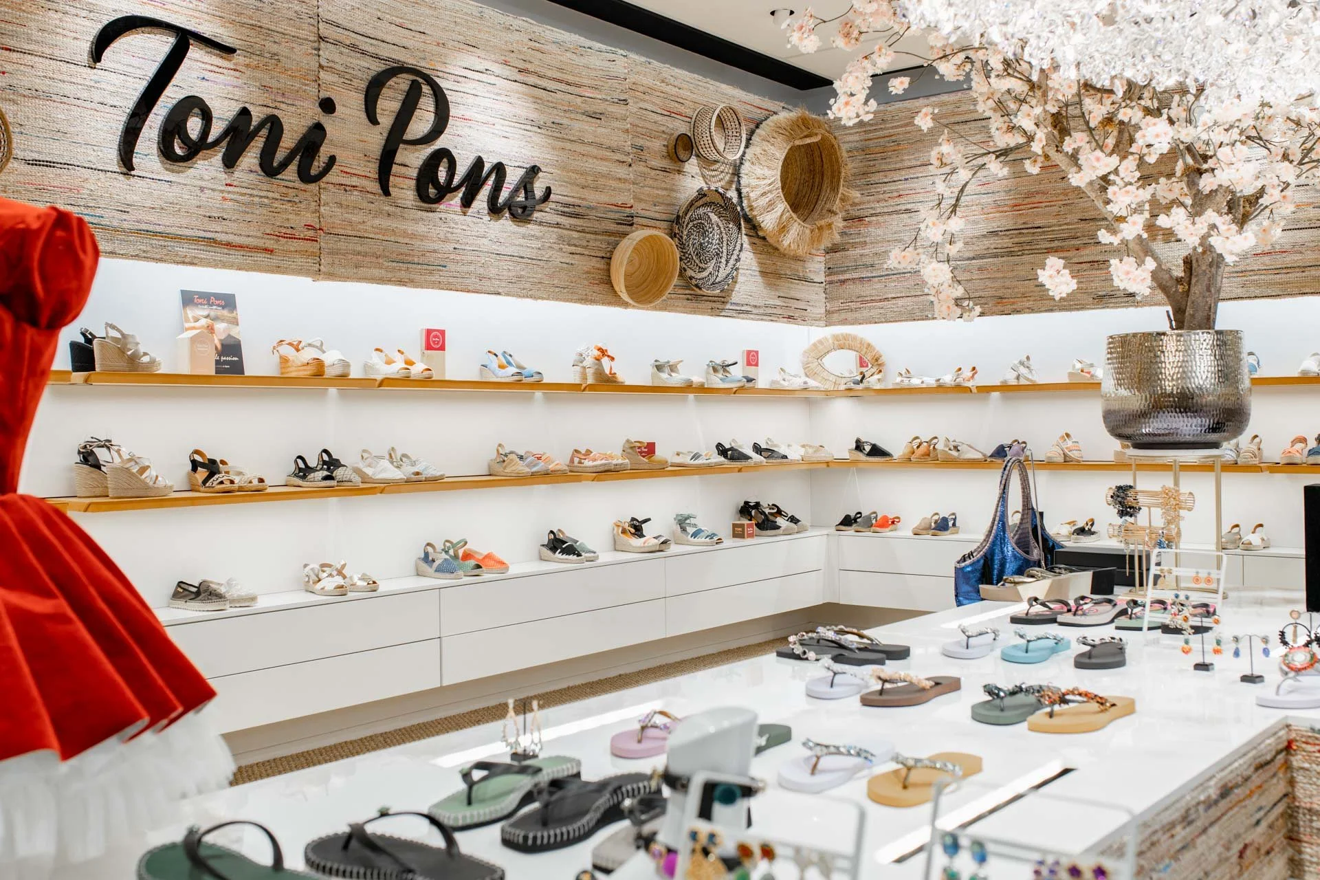 Toni Pons — Hooijer Footwear Group