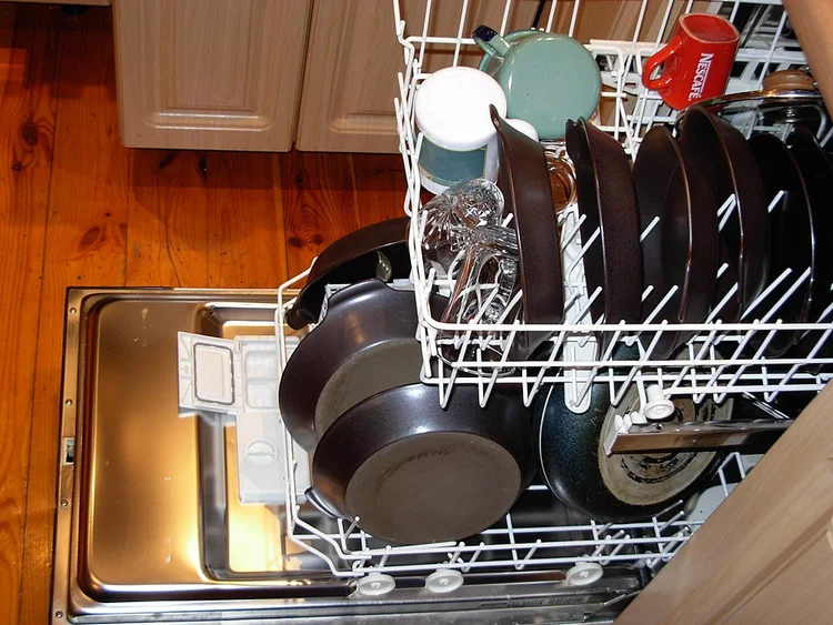 Do you need to wash dishes with hot water? — Today You Should Know