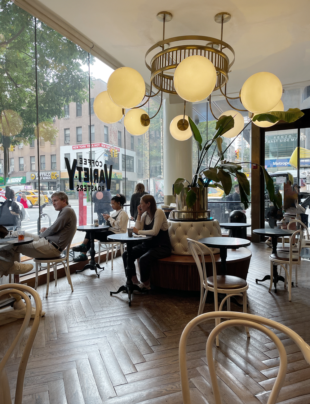 THE MOST BEAUTIFUL CAFÉS IN MANHATTAN — COFFEE AND CHAMPAGNE