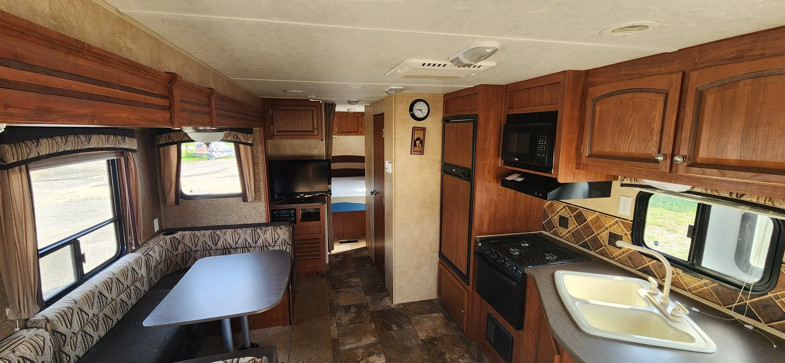 26ft Jay Flight Camper for Rent — EZCamperRental