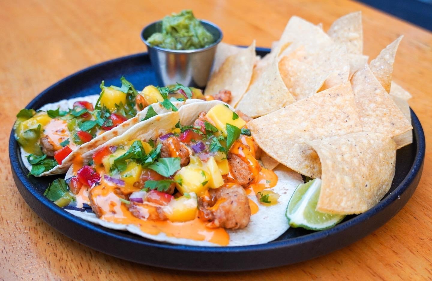 SOCIAL HOUSE kitchen and bar