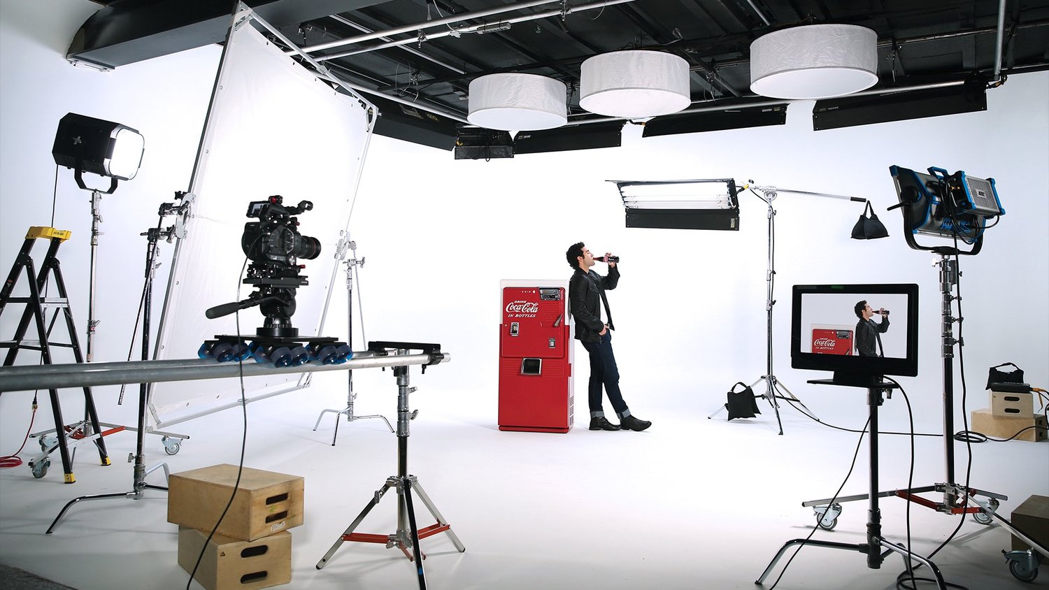 Film Studio Chicago - CYC Infinity Wall Studio | Motion Source
