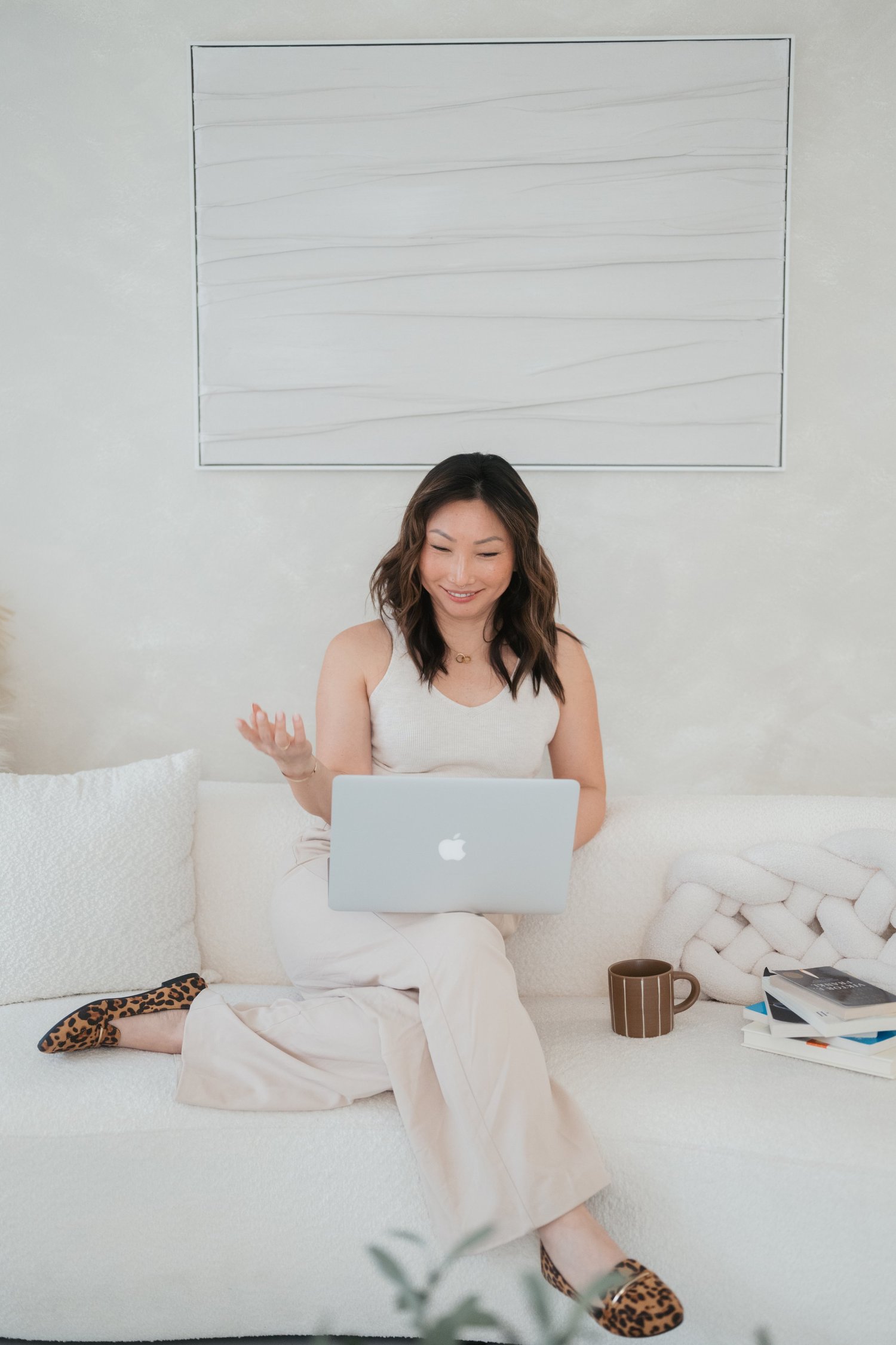 Capturing Comfort and Trust: A Vibe Session with Therapist Robyn ...