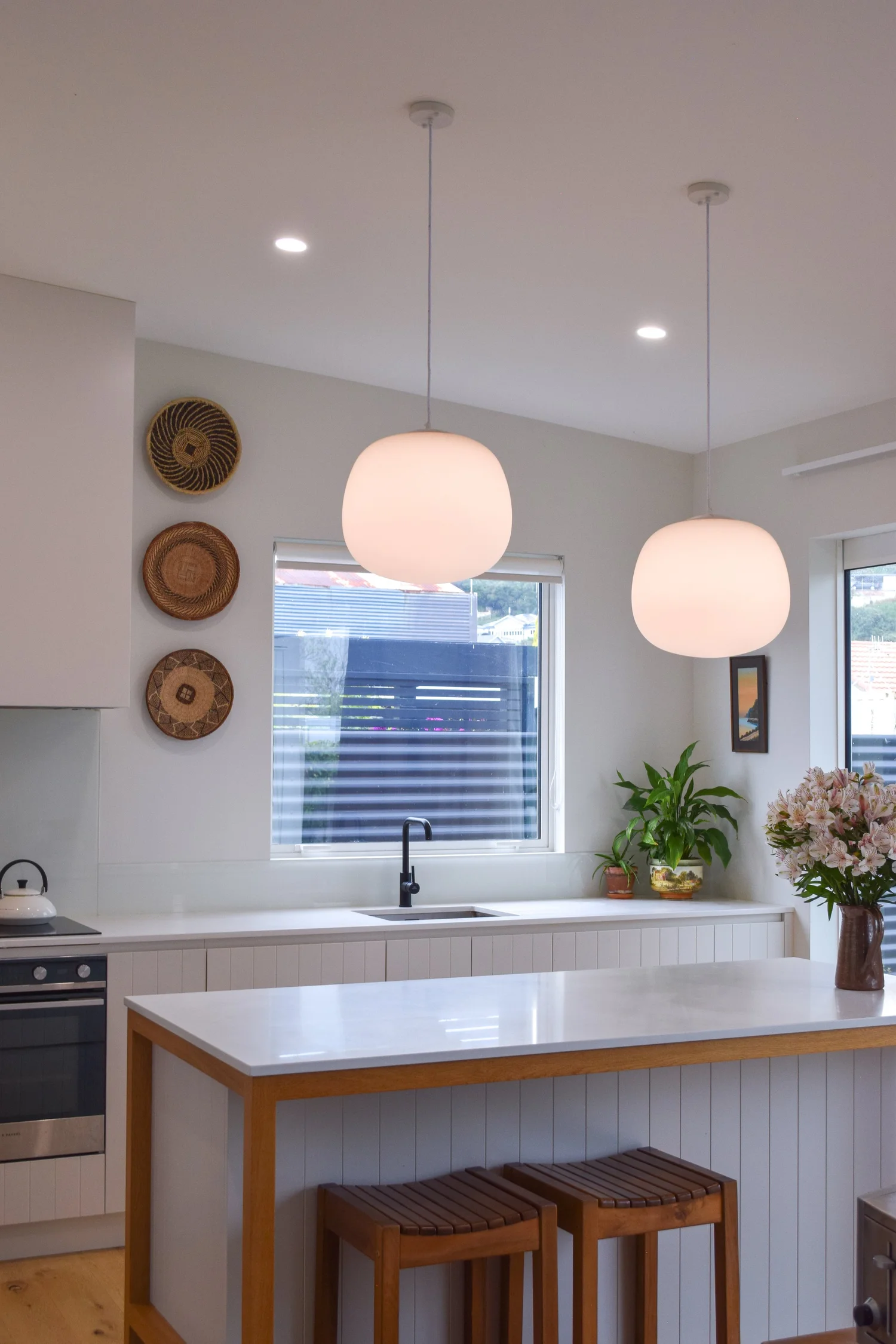 FBDinteriors - Oceanside Oasis: Coastal Villa Kitchen Renovation in Napier Hawkes Bay