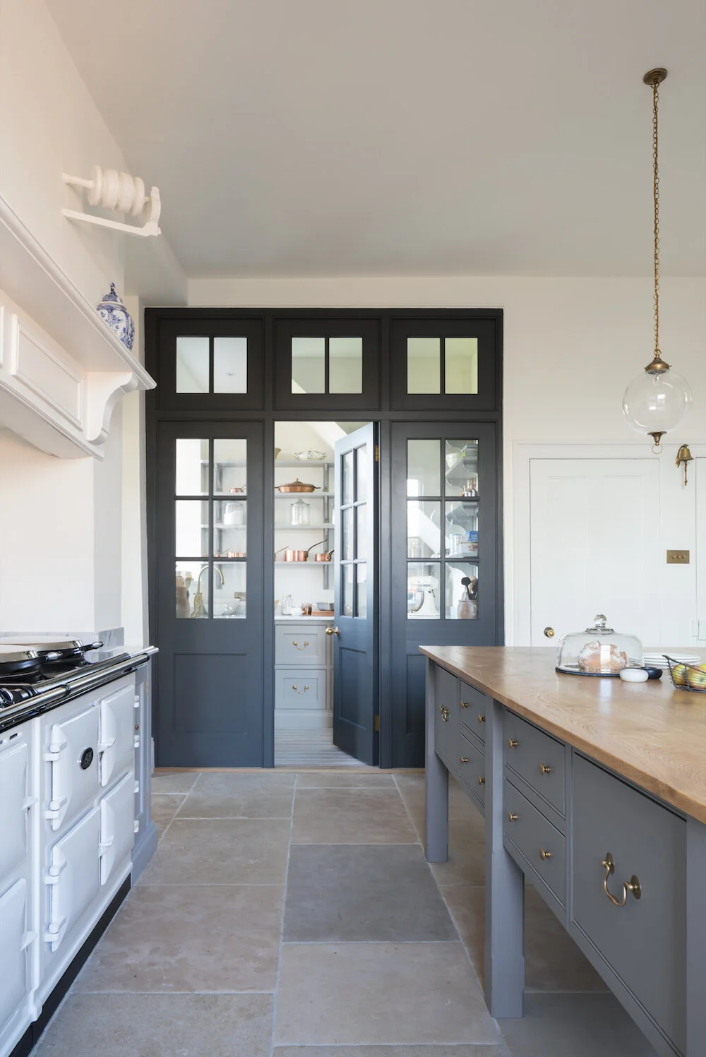Georgian Hunting Lodge by Humphrey Munson Kitchens — Verity Jayne