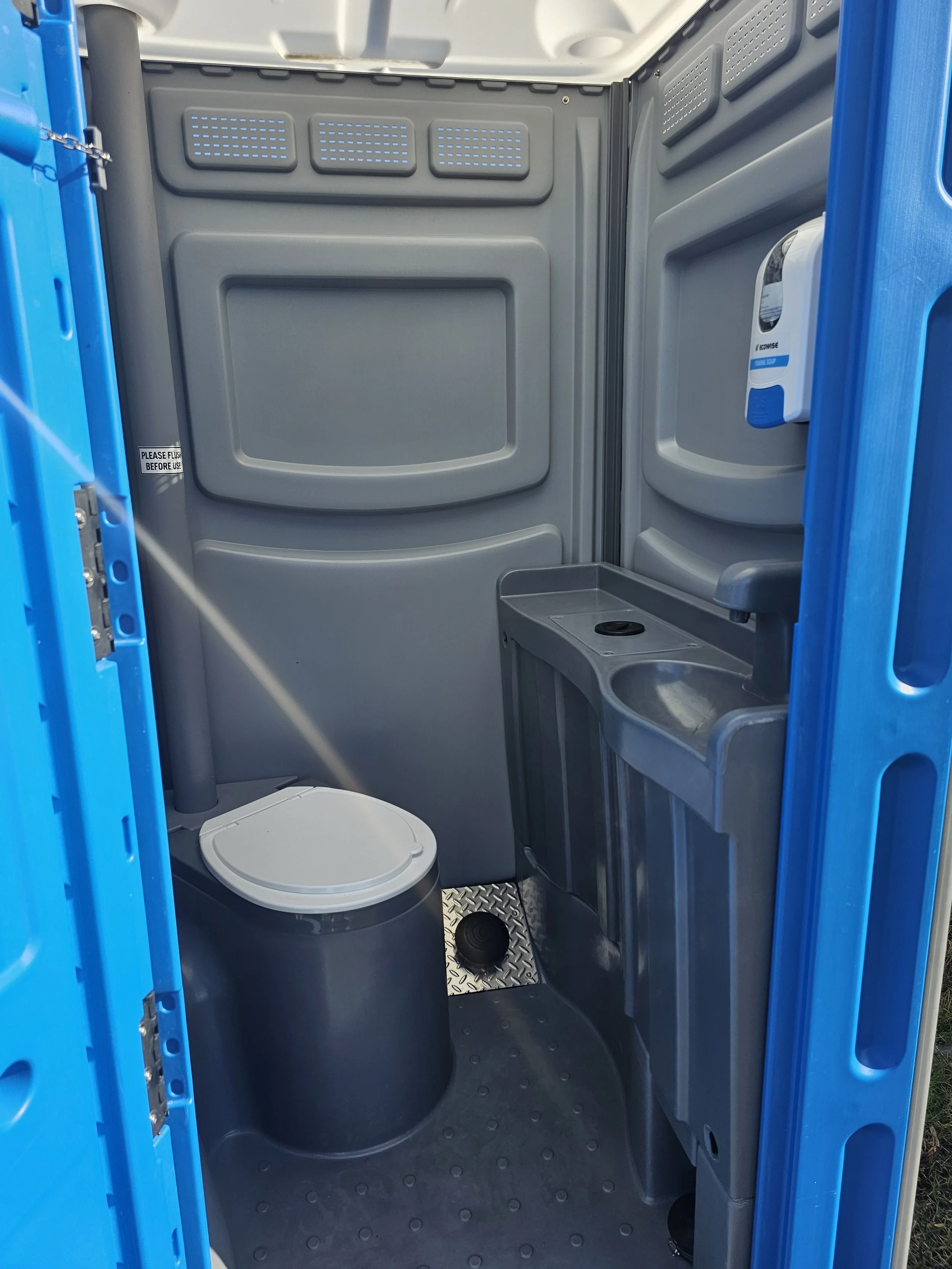 PORTABLE TOILET HIRE AND SERVICE — OUT HOUSE LOOS
