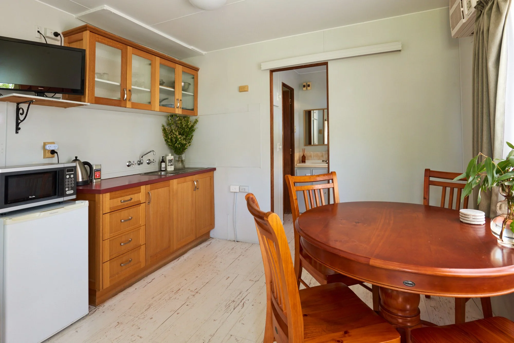 Studio Family Ensuite Cabin — Tenterfield Lodge & Caravan Park
