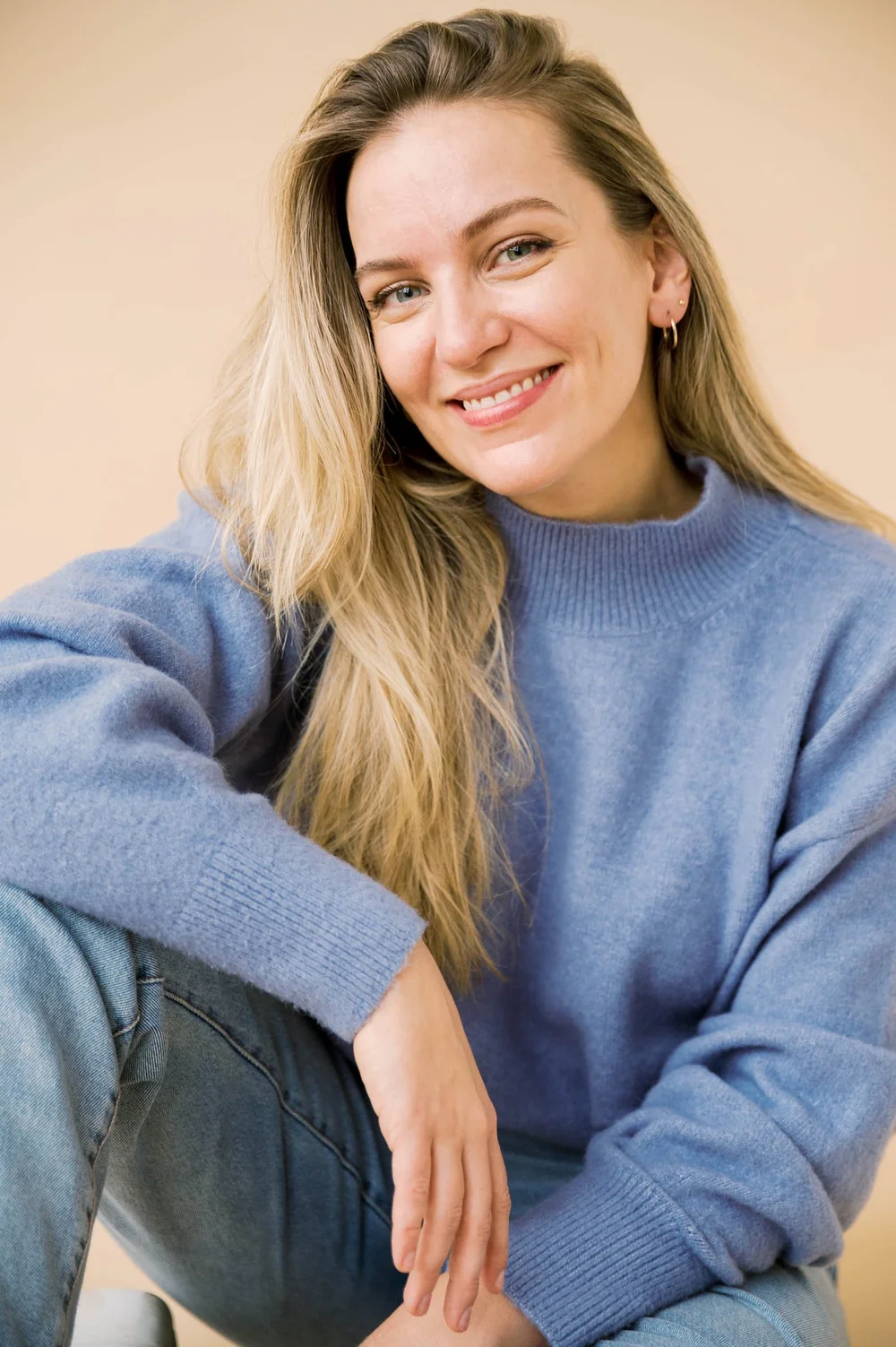Laura Wieckhorst - lockere Personal Branding Fotos im Studio
