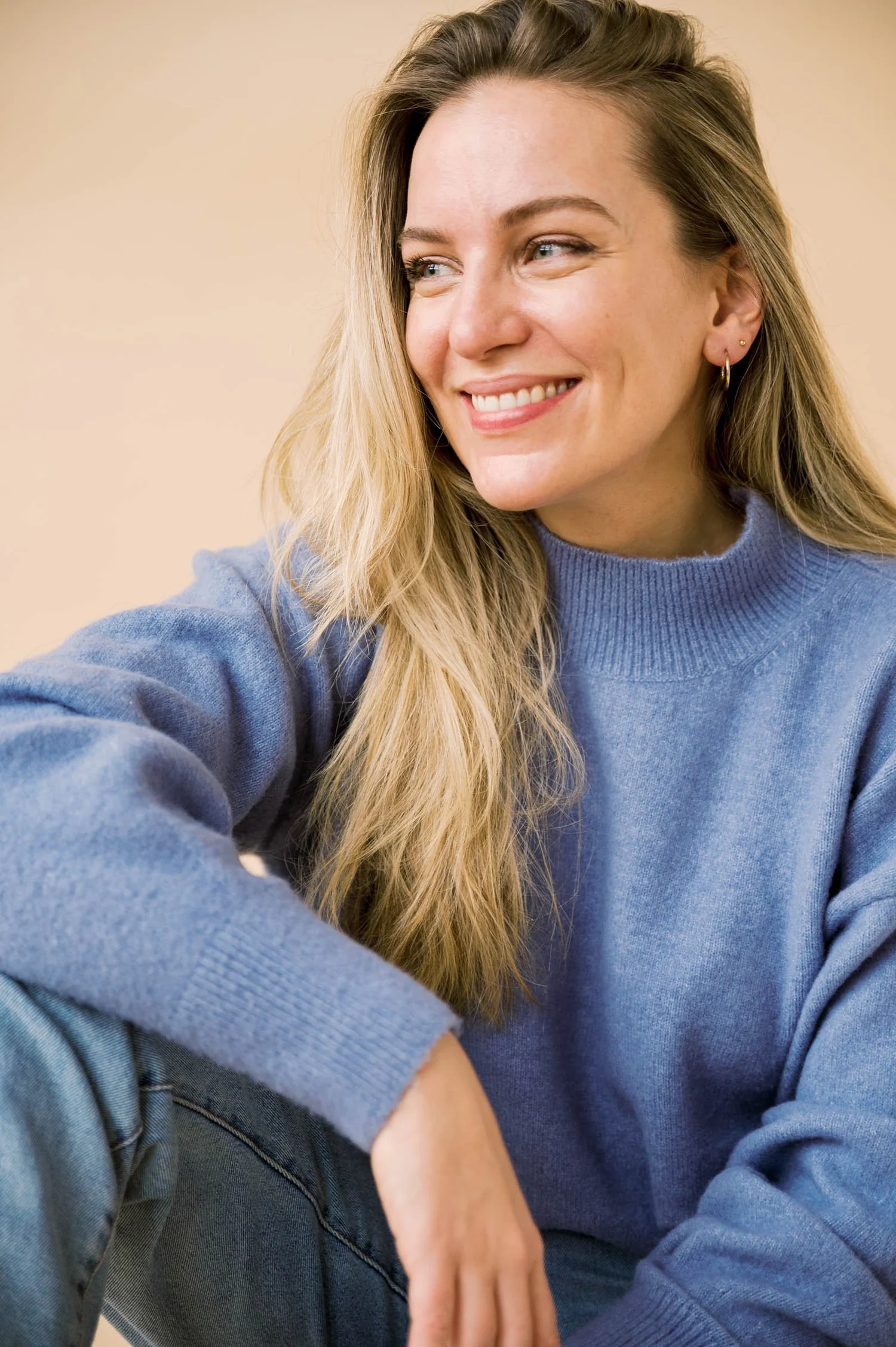 Laura Wieckhorst - lockere Personal Branding Fotos im Studio
