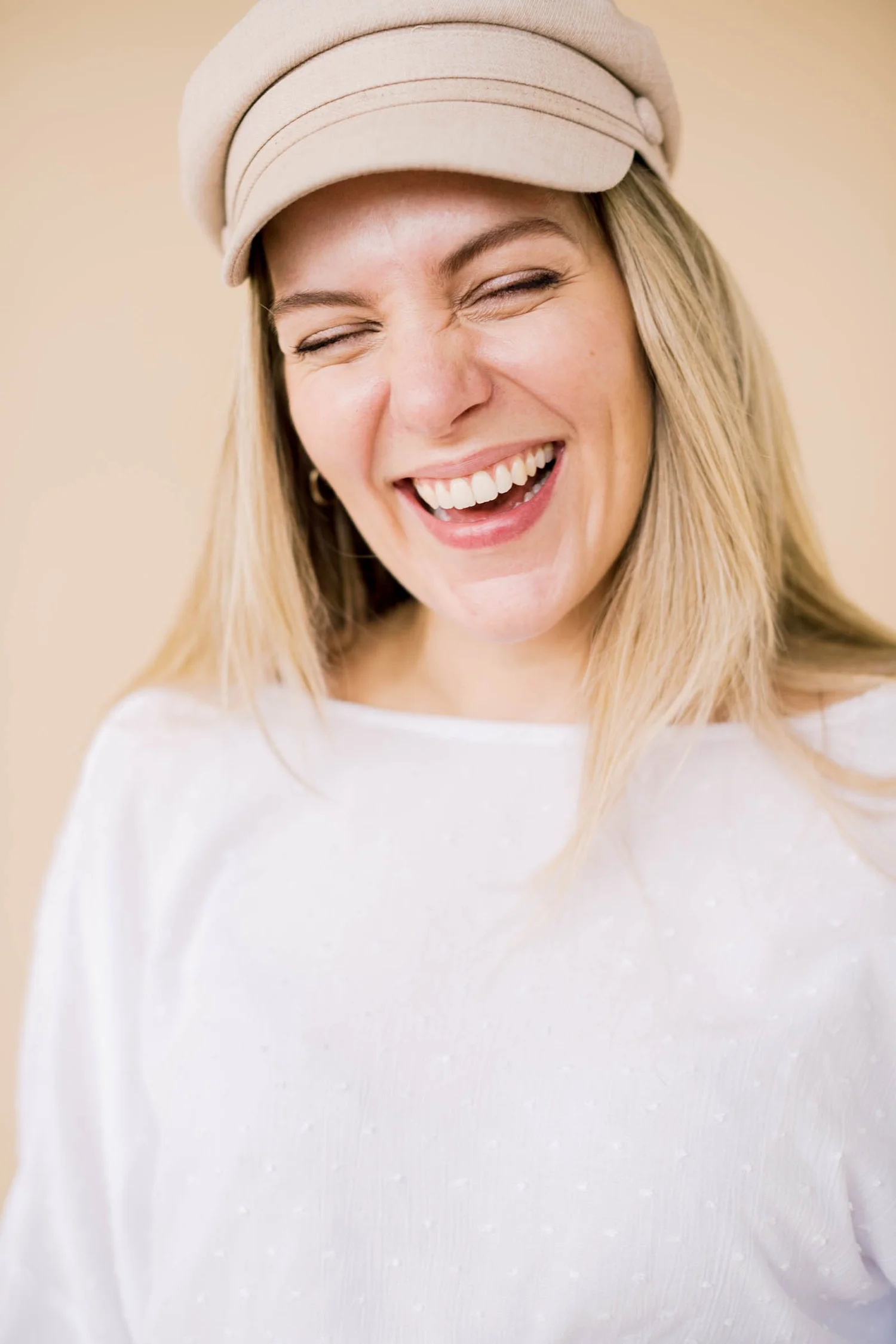Laura Wieckhorst - lockere Personal Branding Fotos im Studio