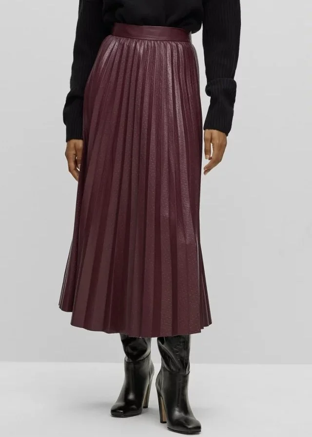 Comment porter une jupe plissée longue?