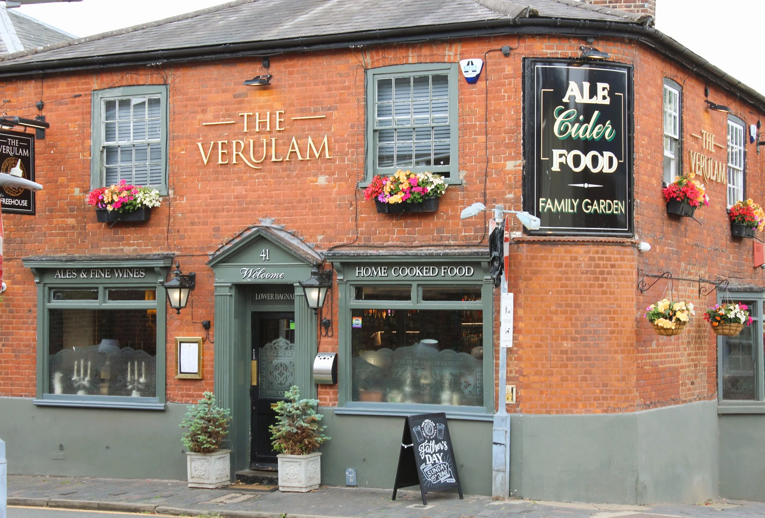 The Verulam - Historical Pub with Beer Garden in St Albans
