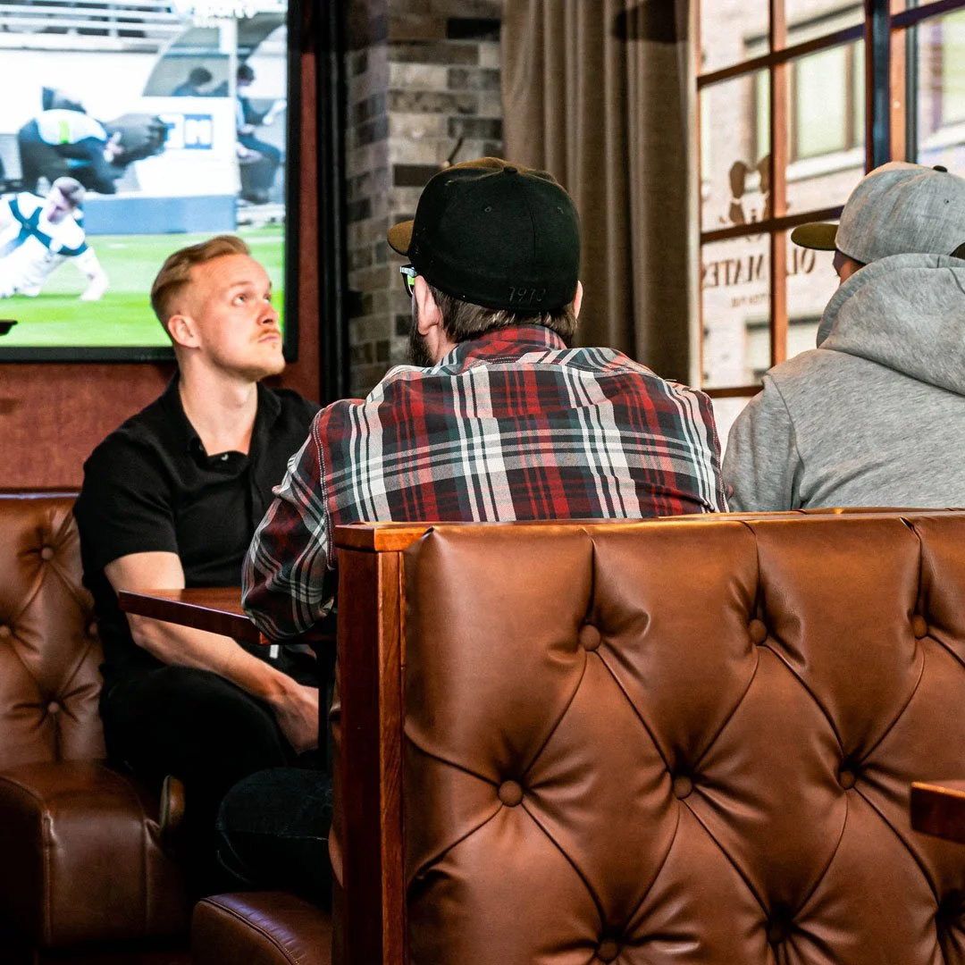 OLD MATES — Kylän ystävällisin Brittipubi | Gastropub | Sporttibaari