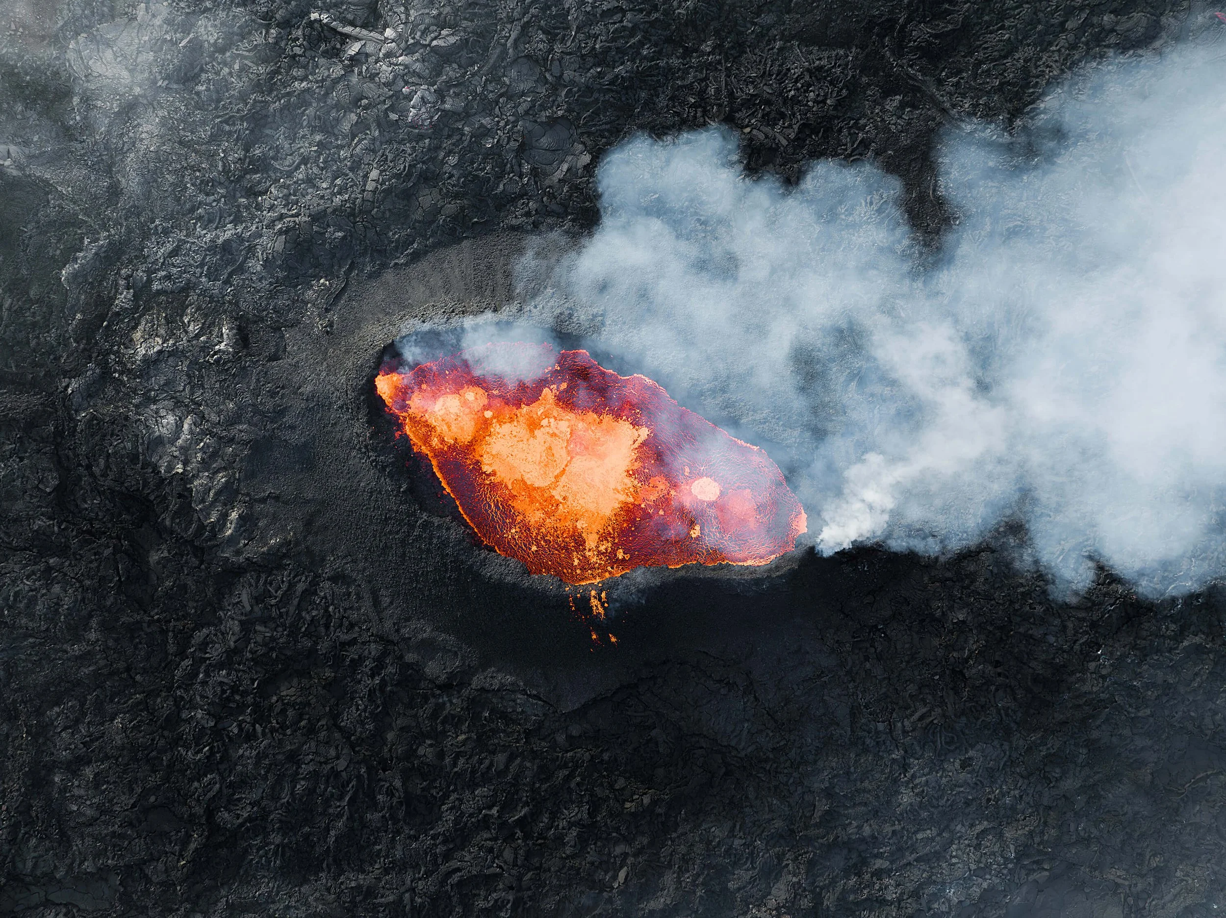 Photographer captures an incredible sunrise at Iceland's latest volcano ...