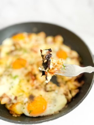 One Pan Easy and Cheap Cheesy Potato and Egg Breakfast Skillet Recipe ...