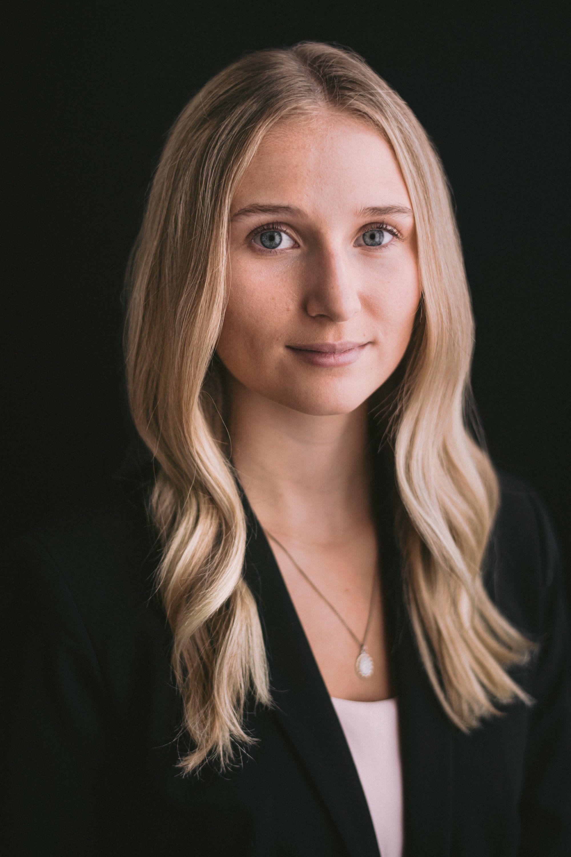 HEADSHOT STORIES | Headshots & storytelling photography for brands ...