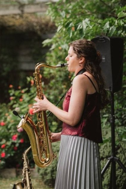 Miss Leeloo - Wedding and events saxophonist For across the UK and Europe