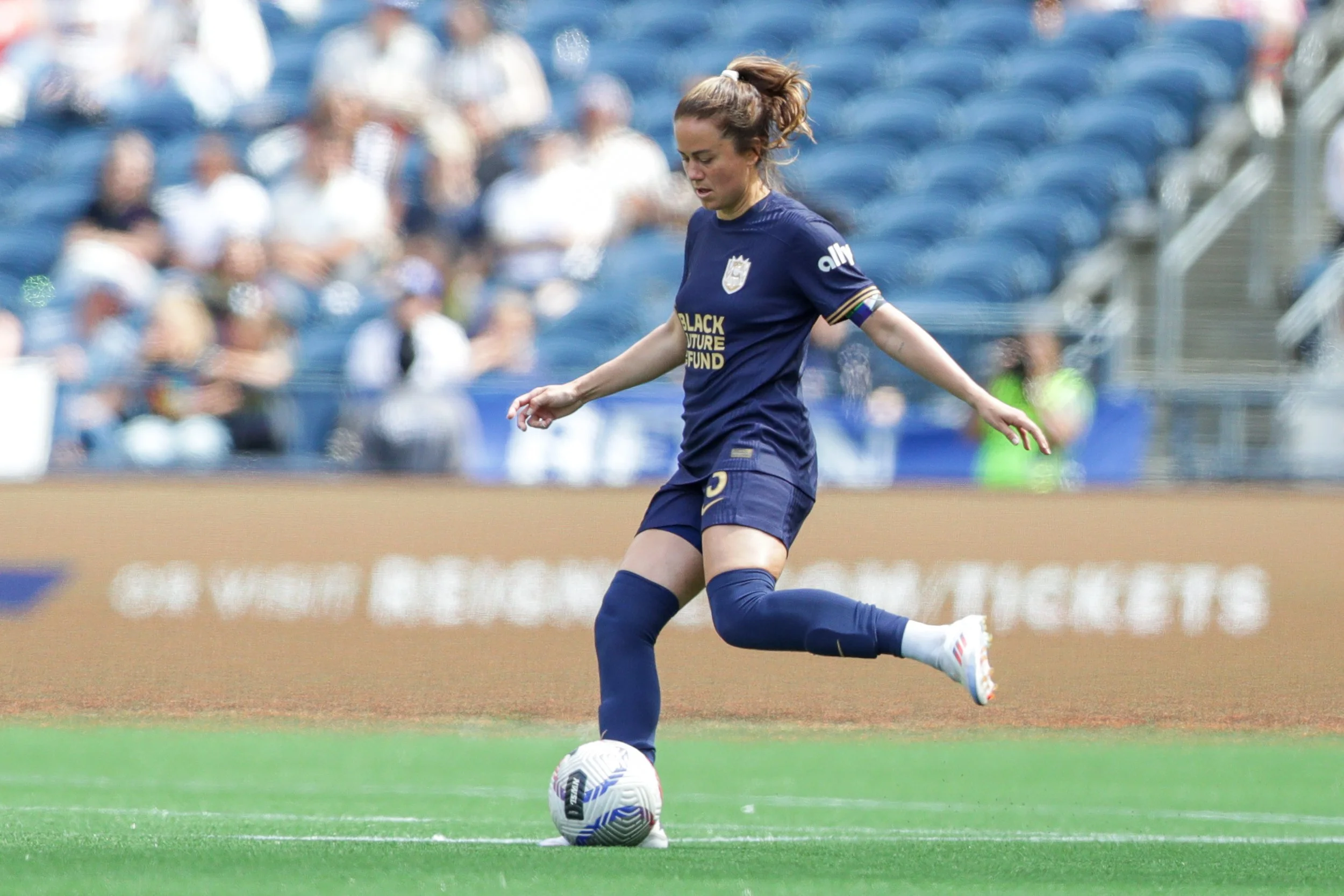 Club original Lu Barnes signs new one-year contract with Seattle Reign ...