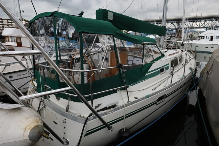 Our Custom Boat Enclosures & Bimini Tops — SALTY BUOY Marine Canvas