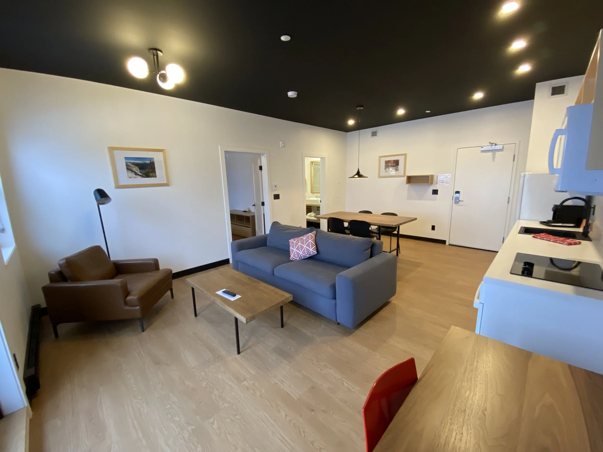 Rooms & Suites — Raven Inn & Suites