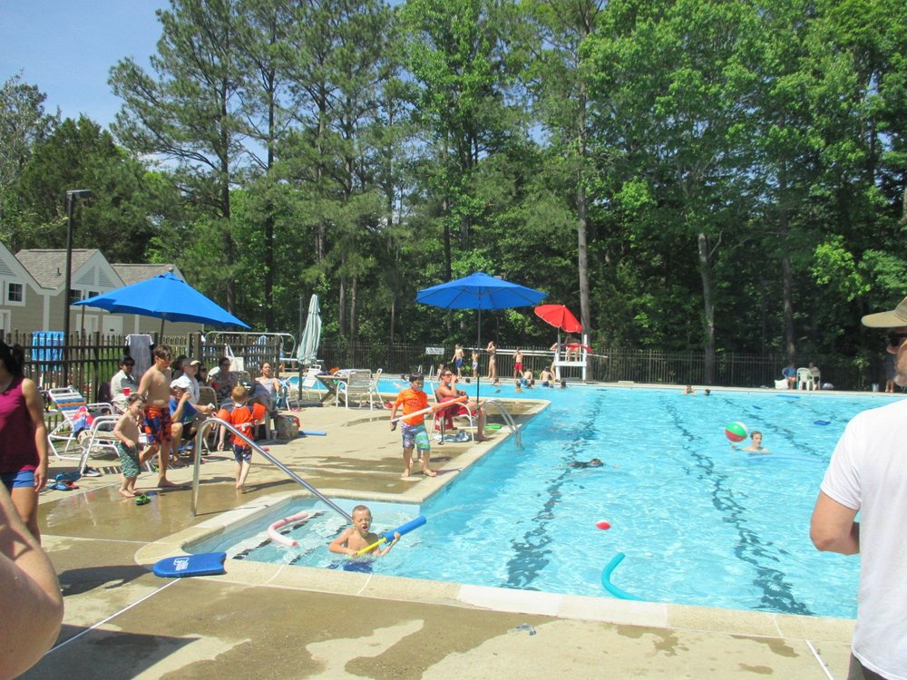 Pool — Kingspoint Club