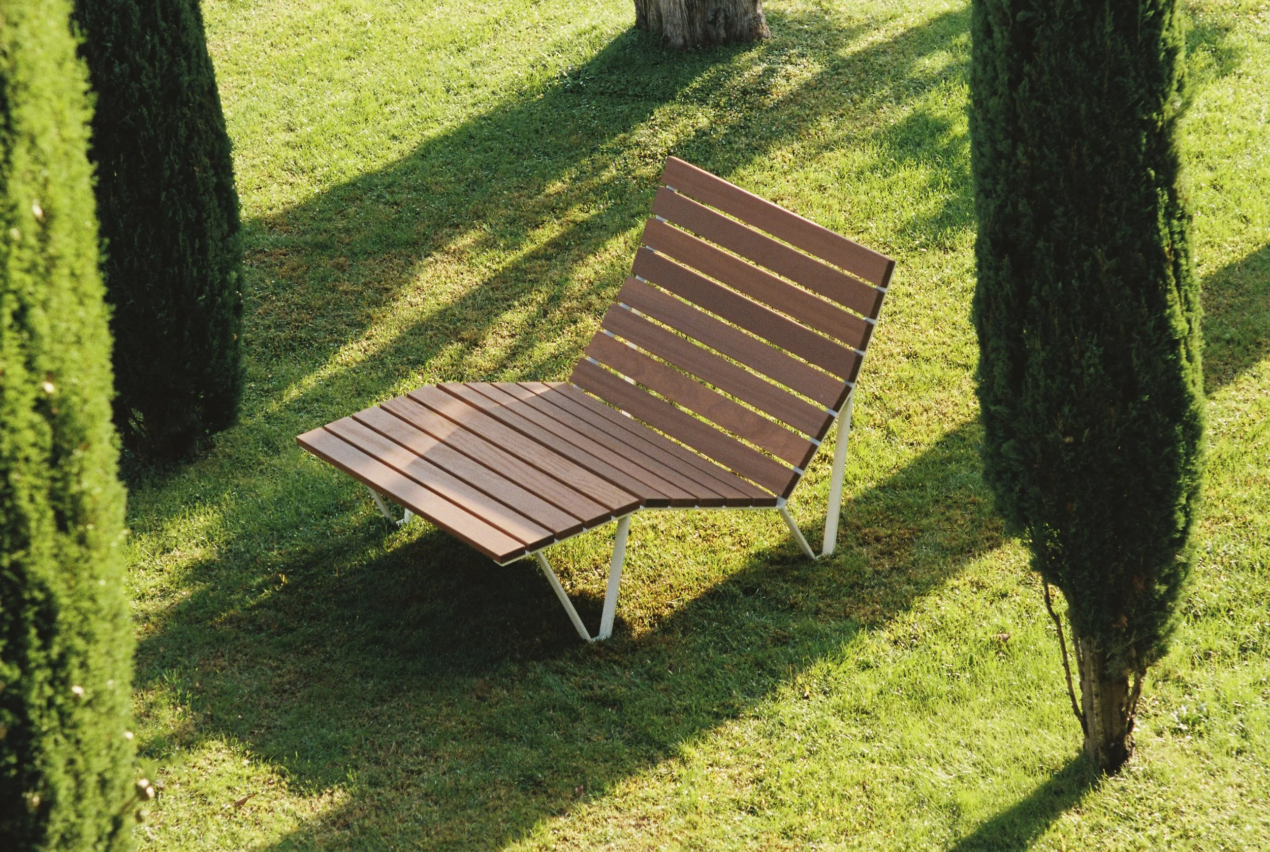 Landscape Forms: Harpo Double Chaise Lounge — DSA Lighting