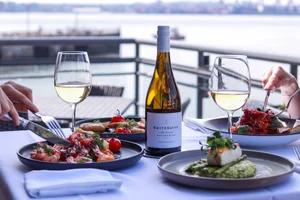 North Vancouver Oceanfront Restaurant - PIER 7 Restaurant + Bar