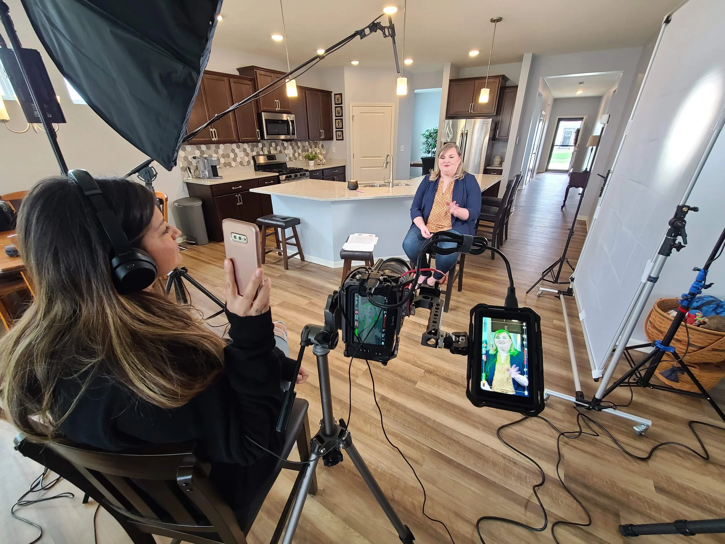 Contact 1 — MindFlix