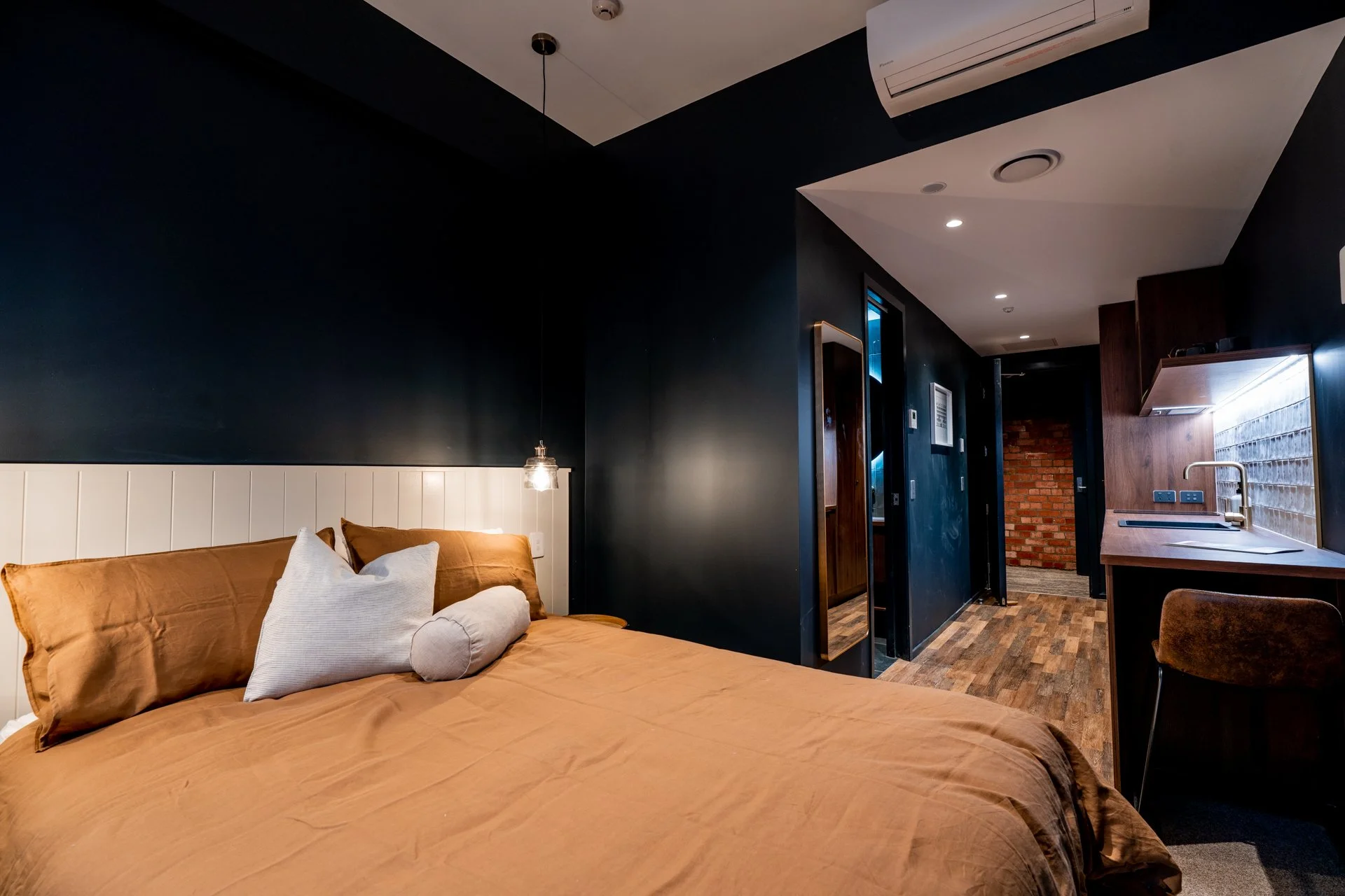 Rooms — The Cobbler Hotel