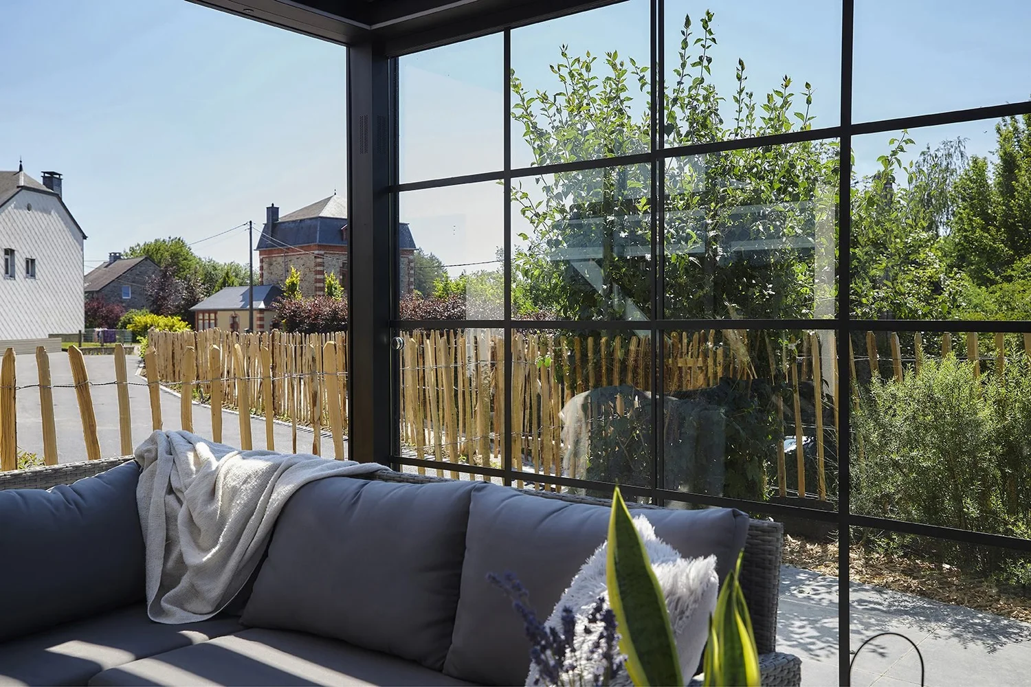 Steel-look sliding wall for your pergola | OMBRA Outdoor