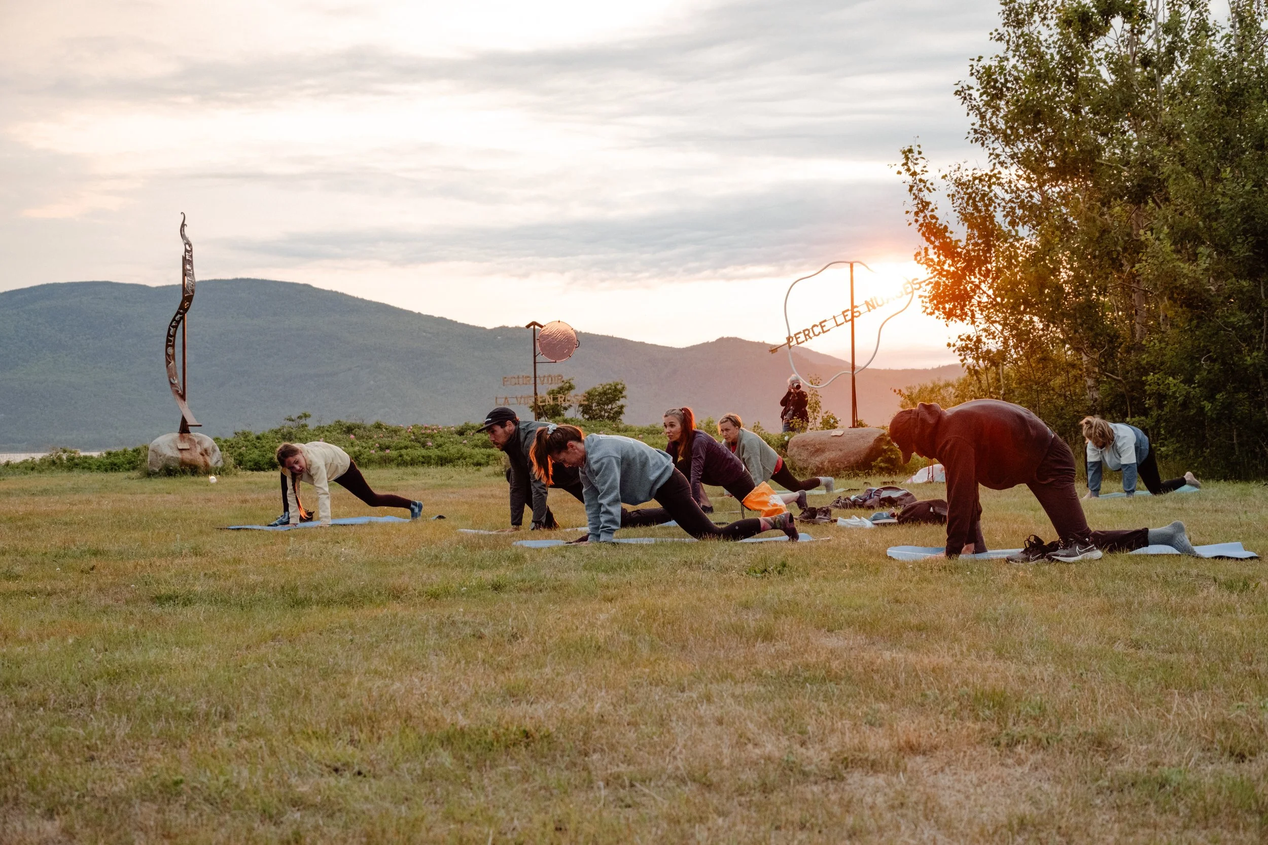 Yoga au coucher de soleil — L'Échappée de l'Isle-aux-Coudres