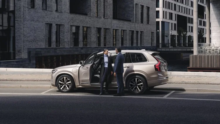 Volvo Armored XC90 PHEV: Bulletproof Electric SUV First Look — Captain ...