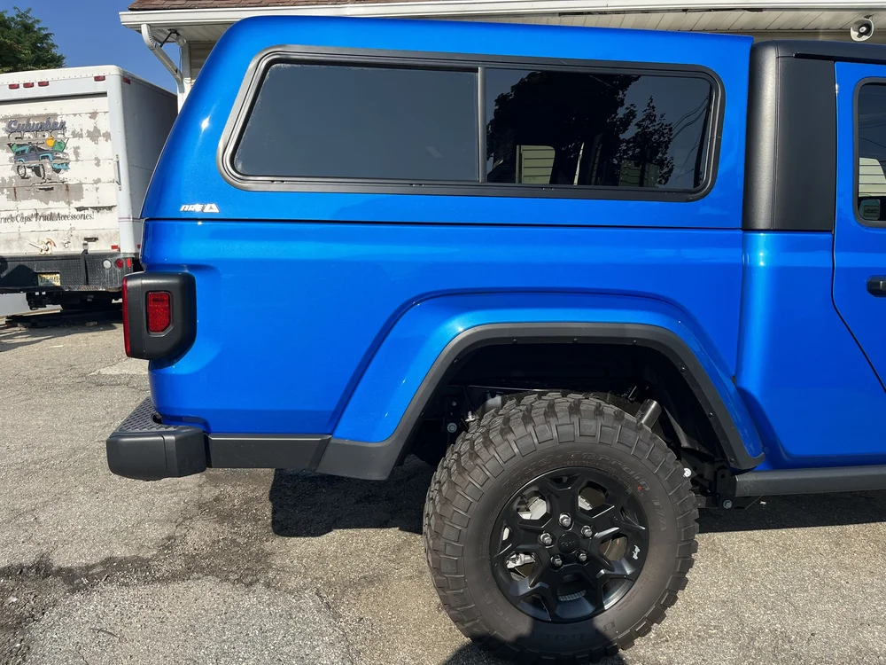 Jeep Gladiator with ARE Cap CX and V Series — suburbancaps.com