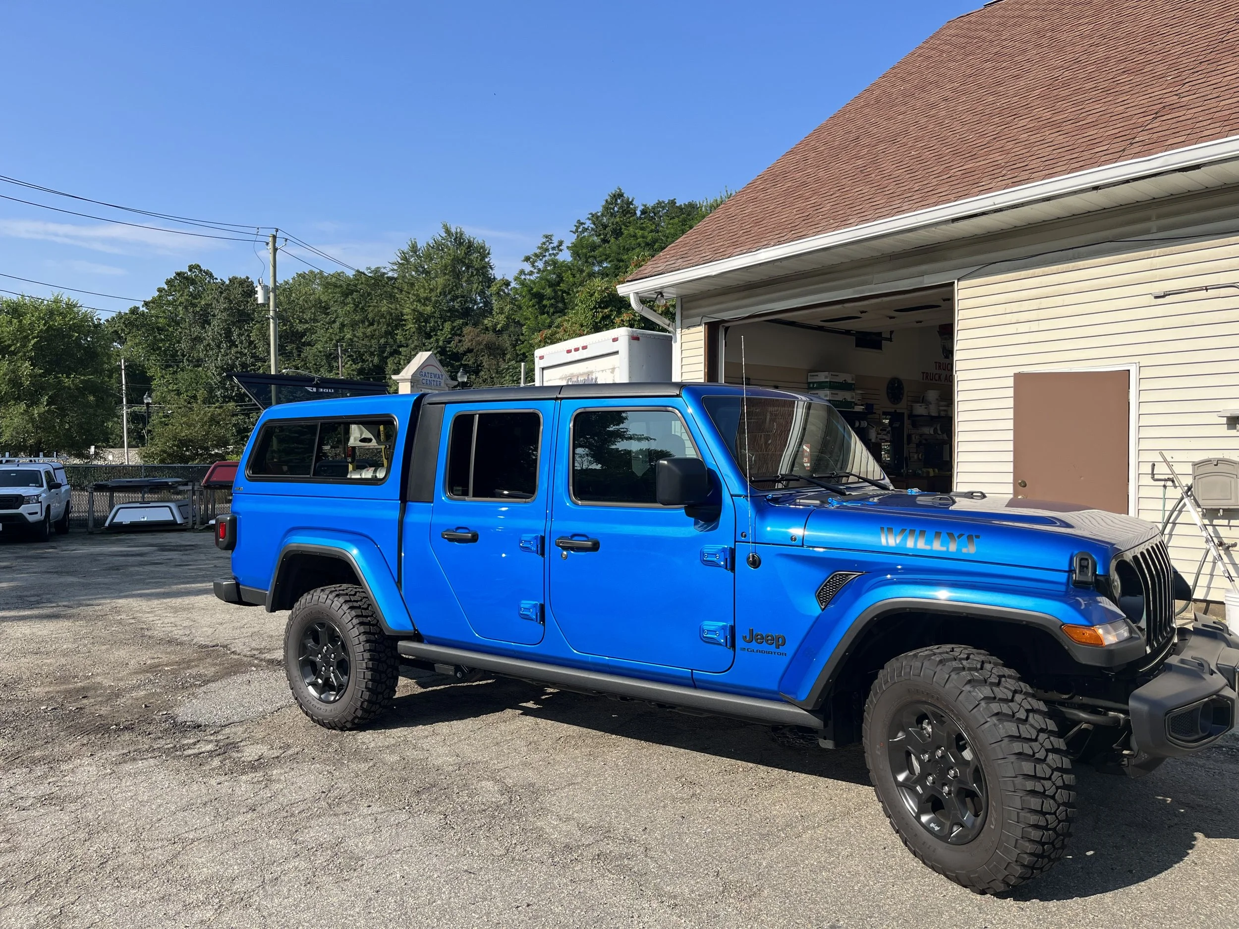 Jeep Gladiator with ARE Cap CX and V Series — suburbancaps.com