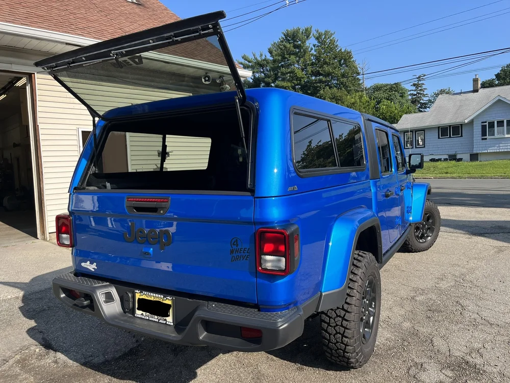 Jeep Gladiator with ARE Cap CX and V Series — suburbancaps.com