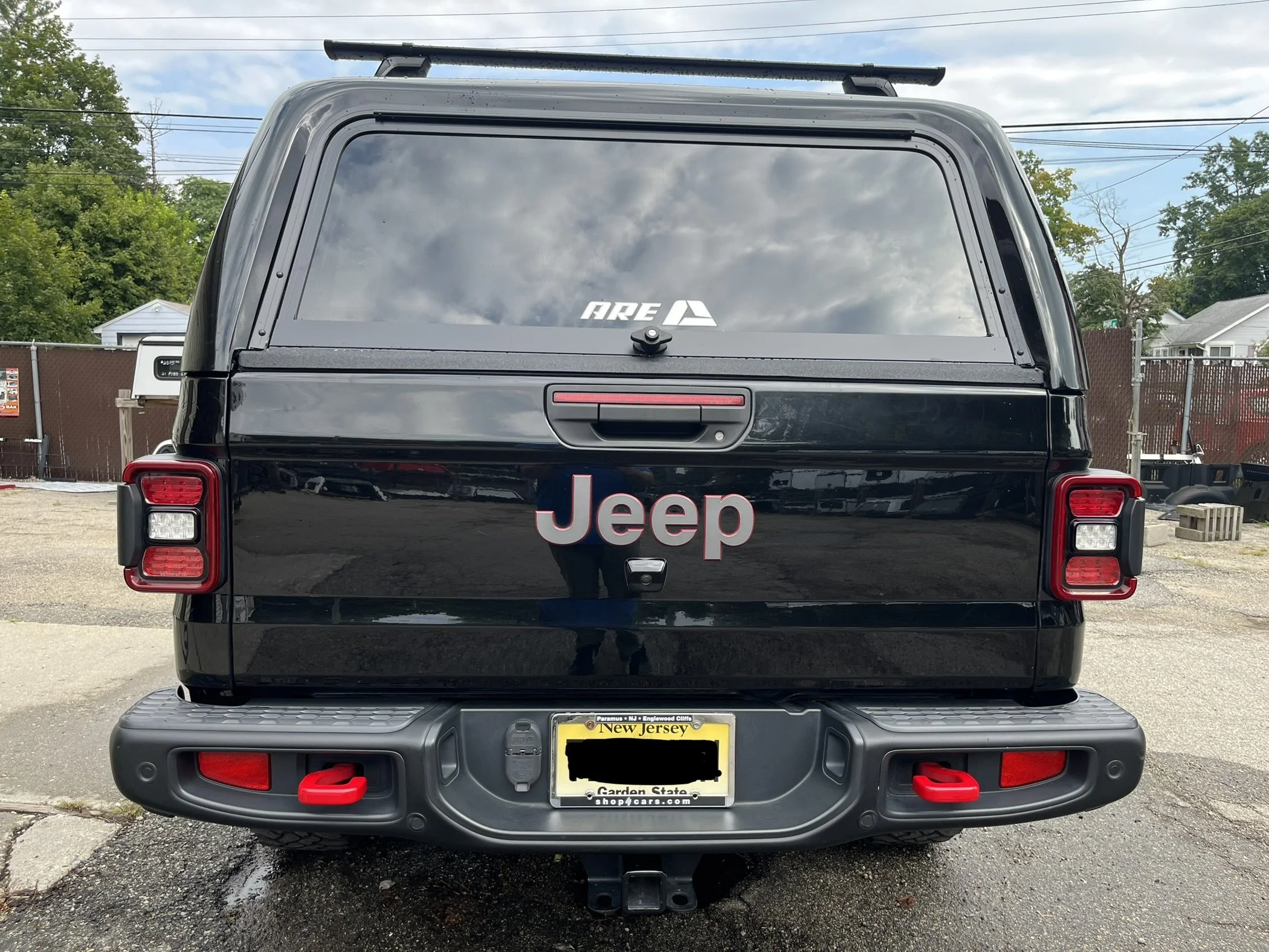 Jeep Gladiator with ARE Cap CX and V Series — suburbancaps.com