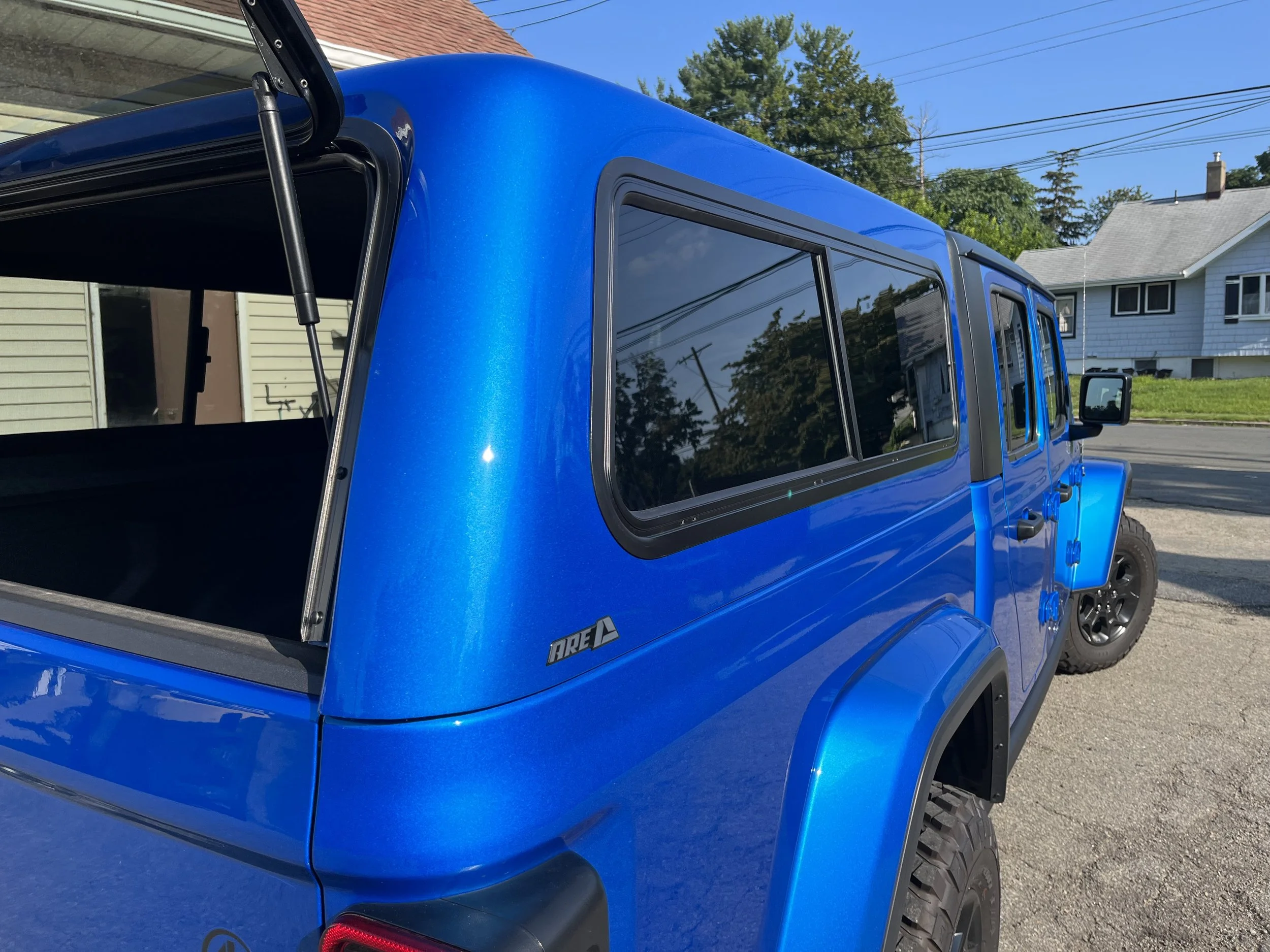 Jeep Gladiator with ARE Cap CX and V Series — suburbancaps.com