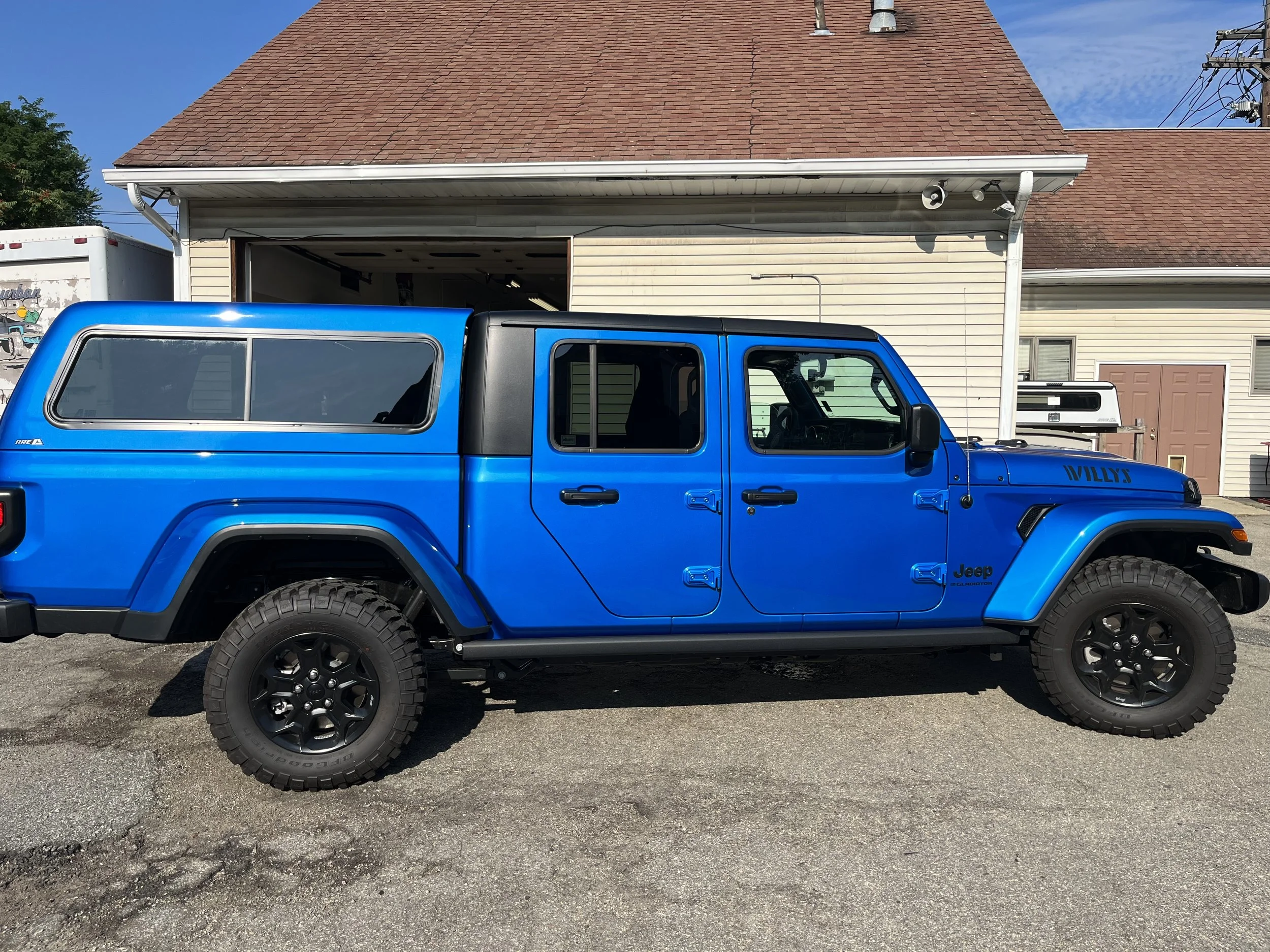 Jeep Gladiator with ARE Cap CX and V Series — suburbancaps.com
