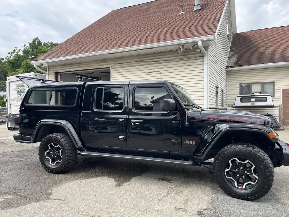 Jeep Gladiator with ARE Cap CX and V Series — suburbancaps.com