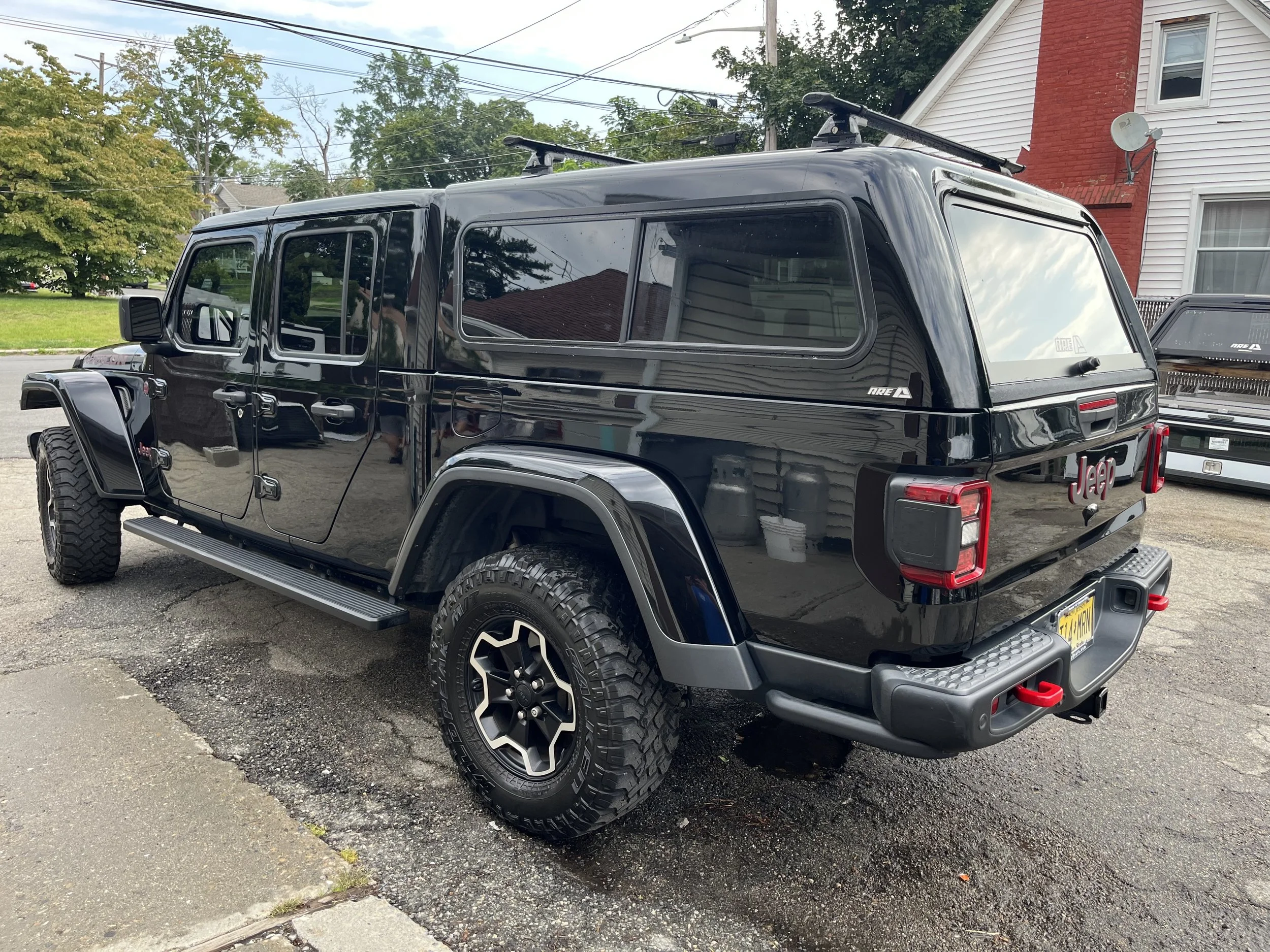 Jeep Gladiator with ARE Cap CX and V Series — suburbancaps.com