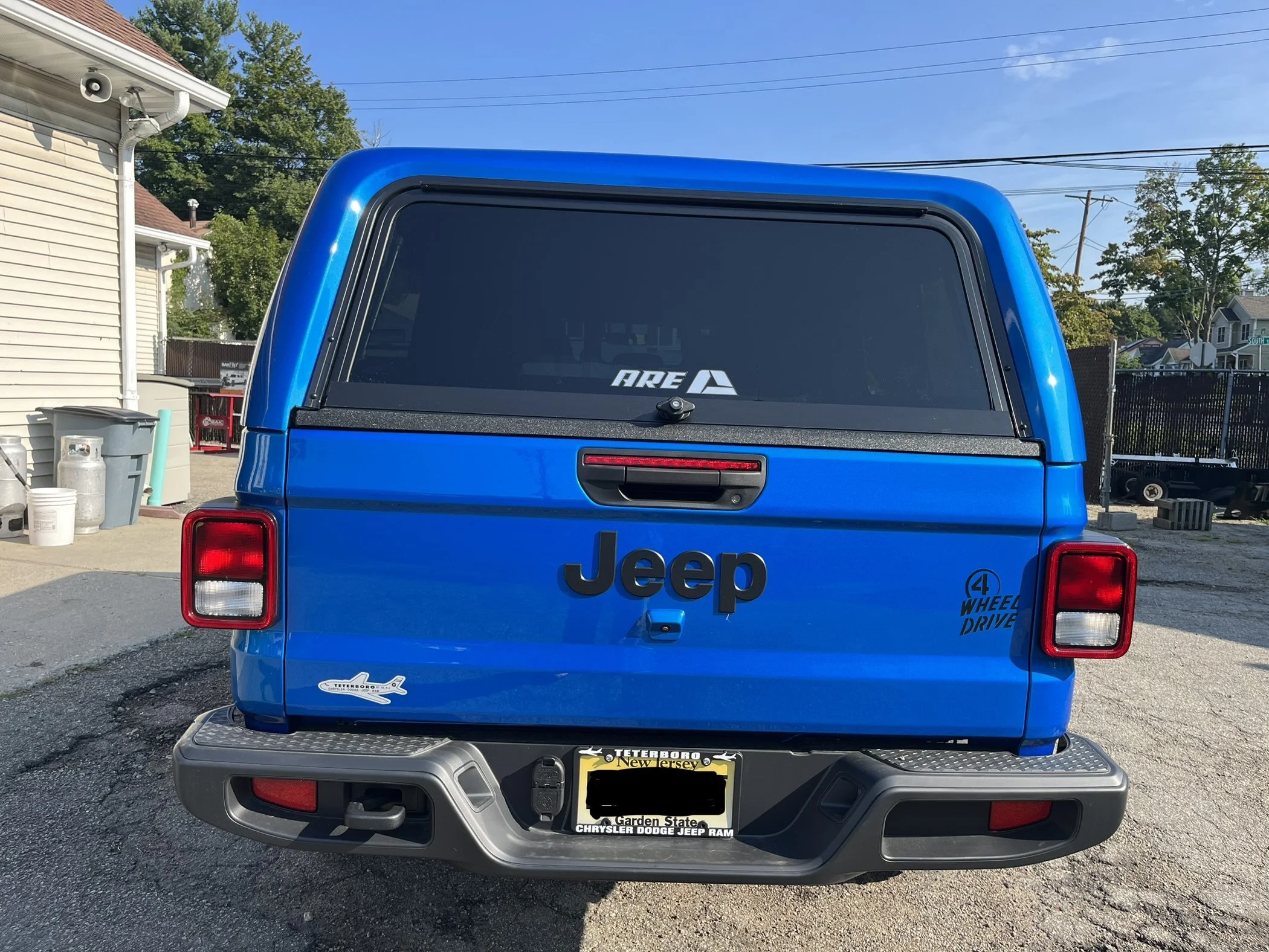 Jeep Gladiator with ARE Cap CX and V Series — suburbancaps.com