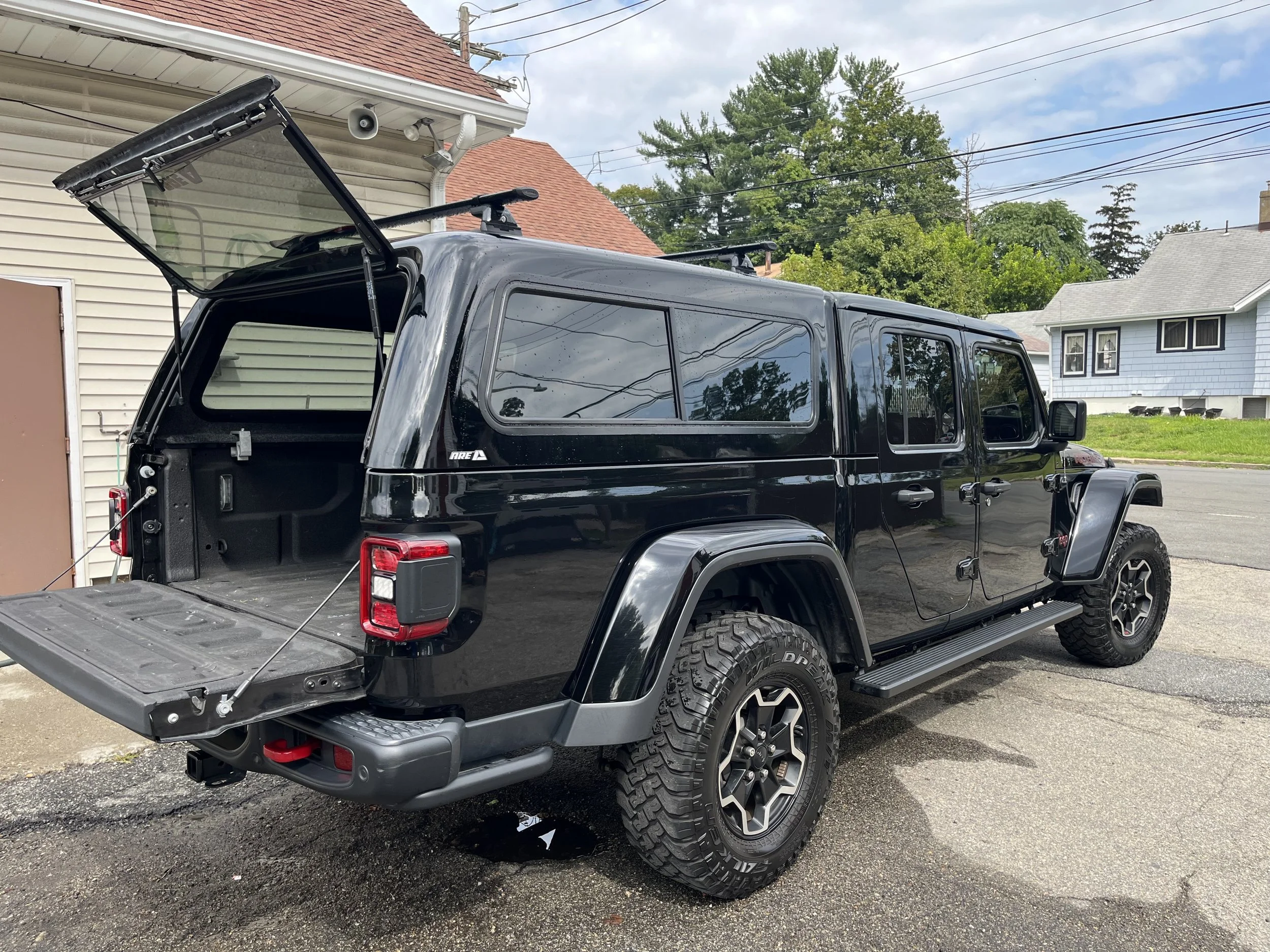 Jeep Gladiator with ARE Cap CX and V Series — suburbancaps.com
