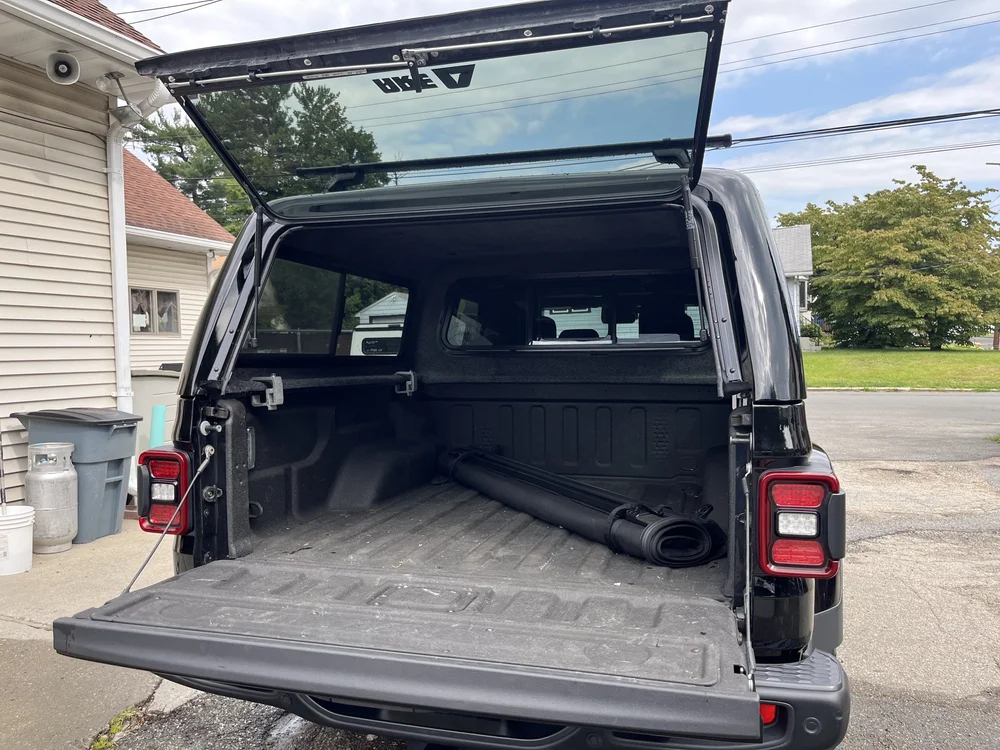 Jeep Gladiator with ARE Cap CX and V Series — suburbancaps.com