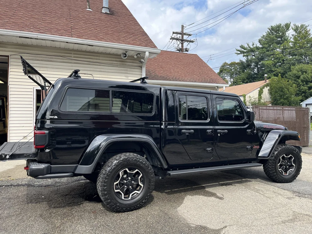 Jeep Gladiator with ARE Cap CX and V Series — suburbancaps.com
