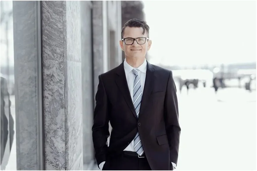 Pål Georg Gundersen ute av sjefsstolen i Merkantilbygg — Ascender