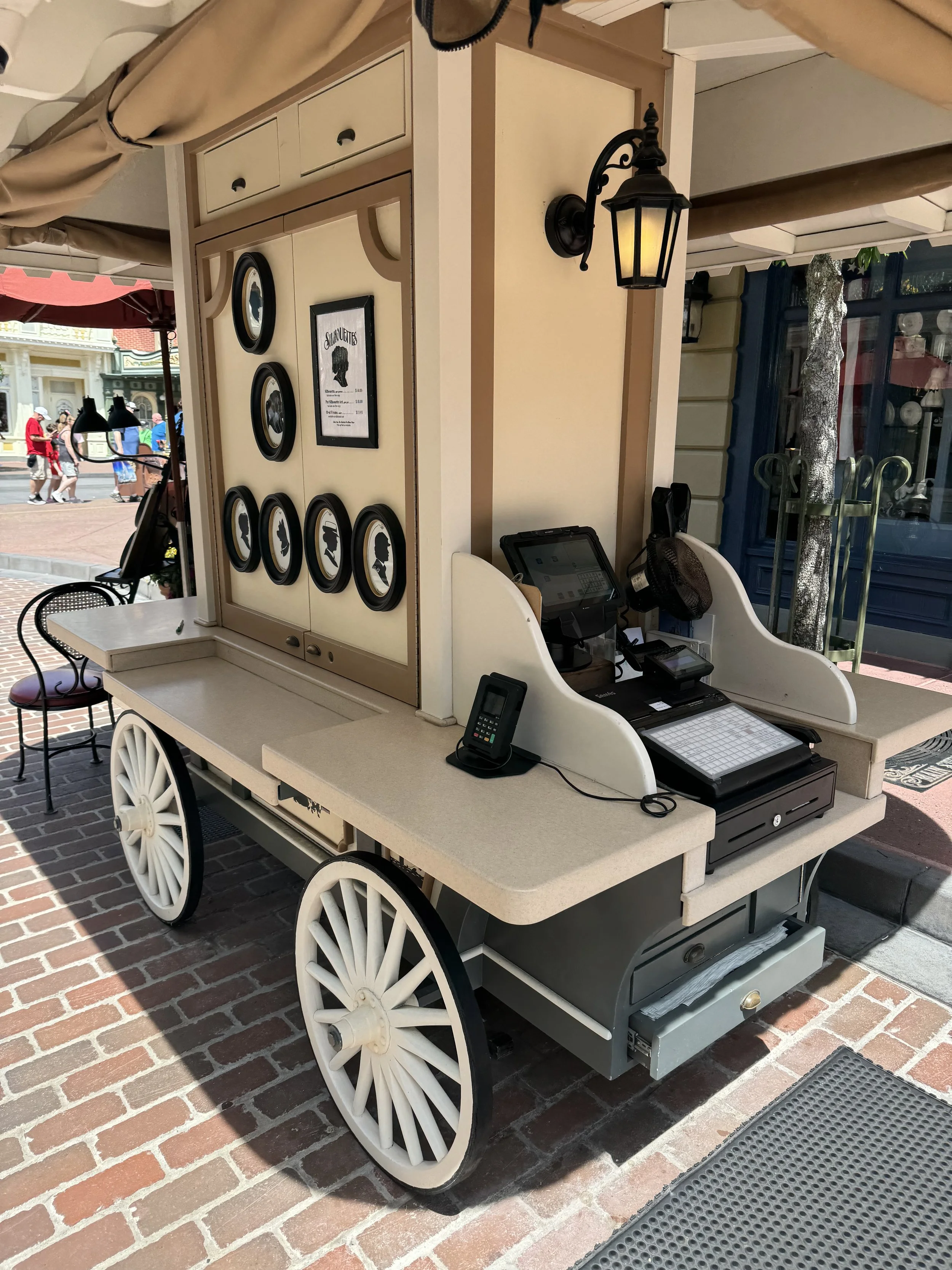 Top Spots for Disney World Silhouette Portraits: Tips and Locations